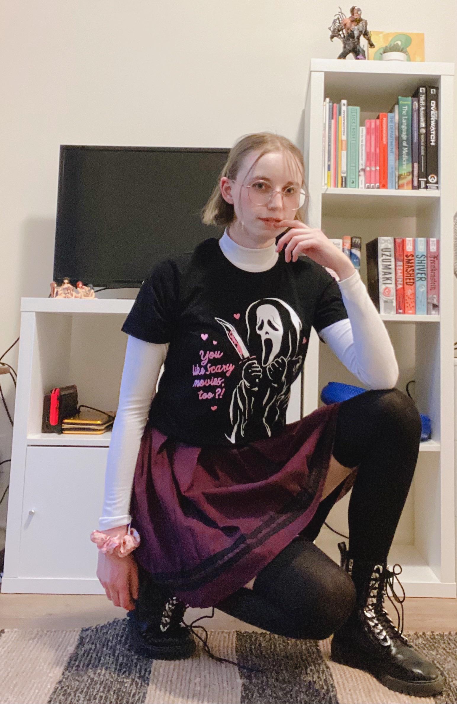 Hello, please appreciate my E-girl fit but also the IKEA furniture I ...