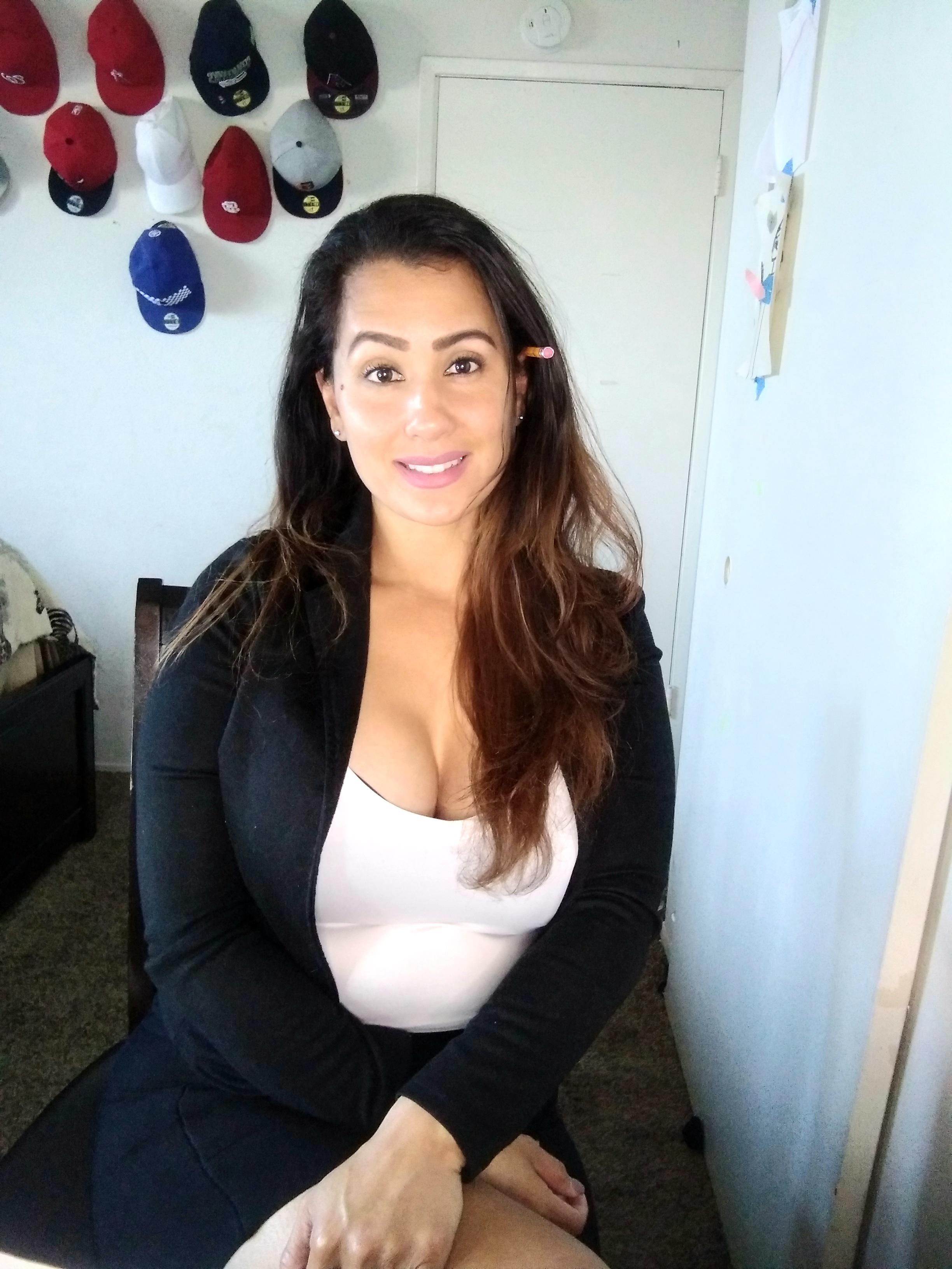 Hello, show me some love and dm💛💛💛 | Scrolller