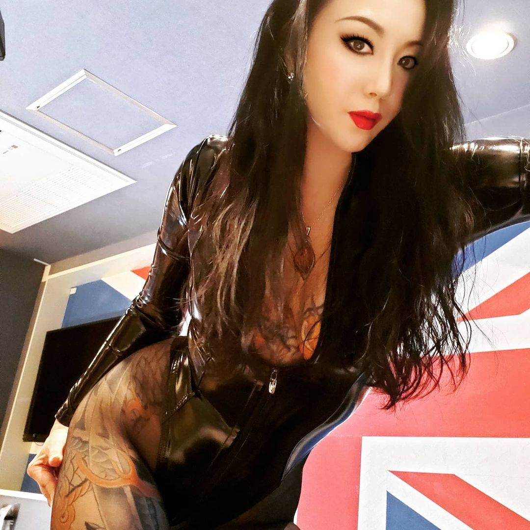 Mistress looking for a submissive slave | Scrolller