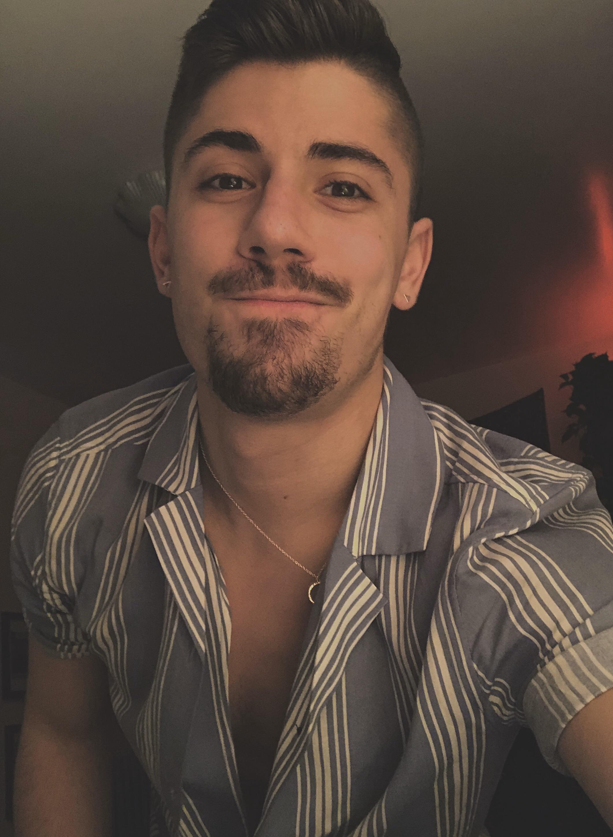 Helloooooo (23 years old) | Scrolller