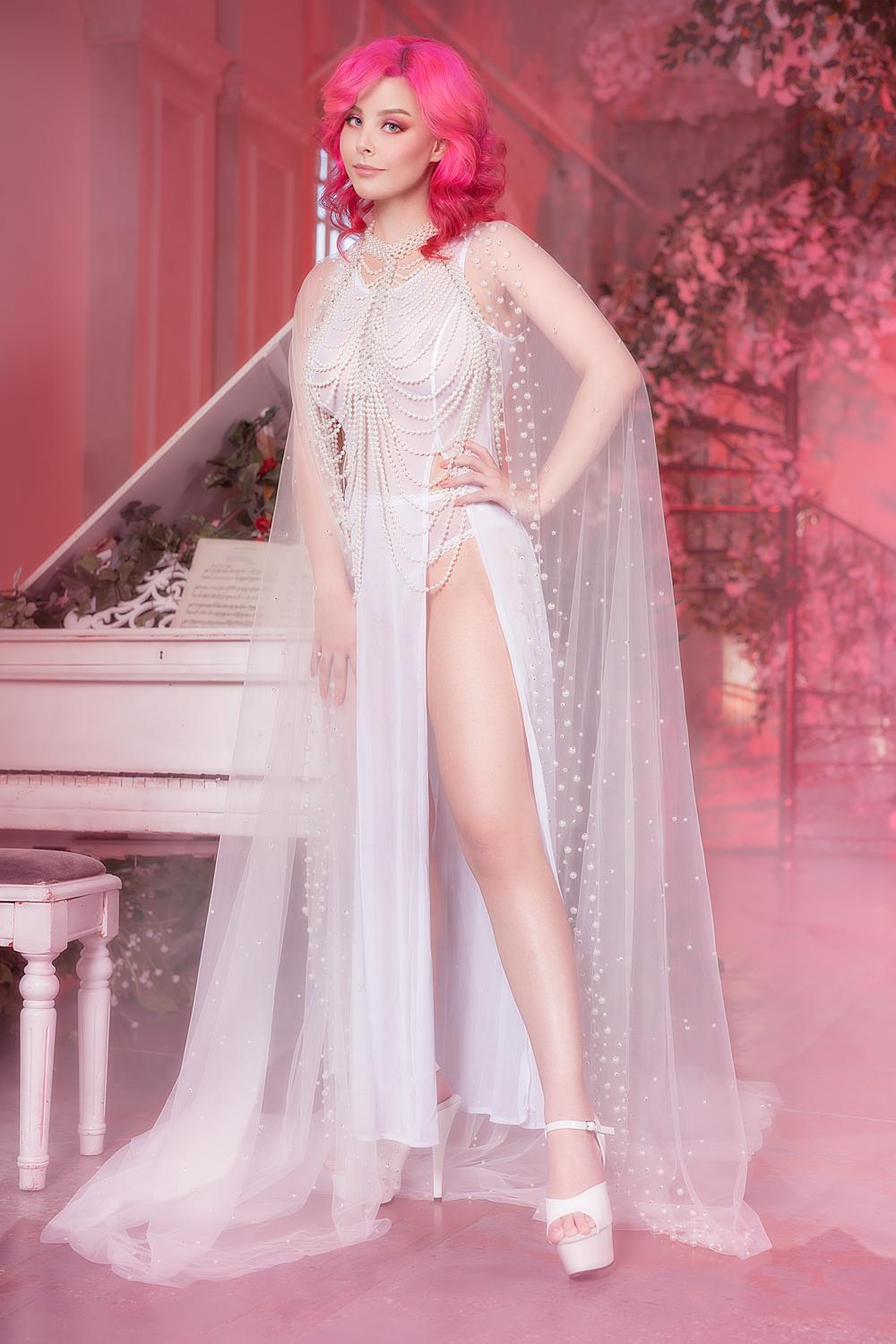 Helly Valentine | Scrolller