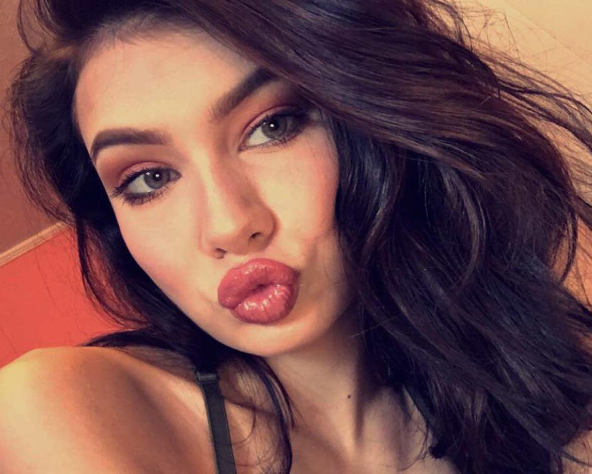 Her Closeup | Scrolller