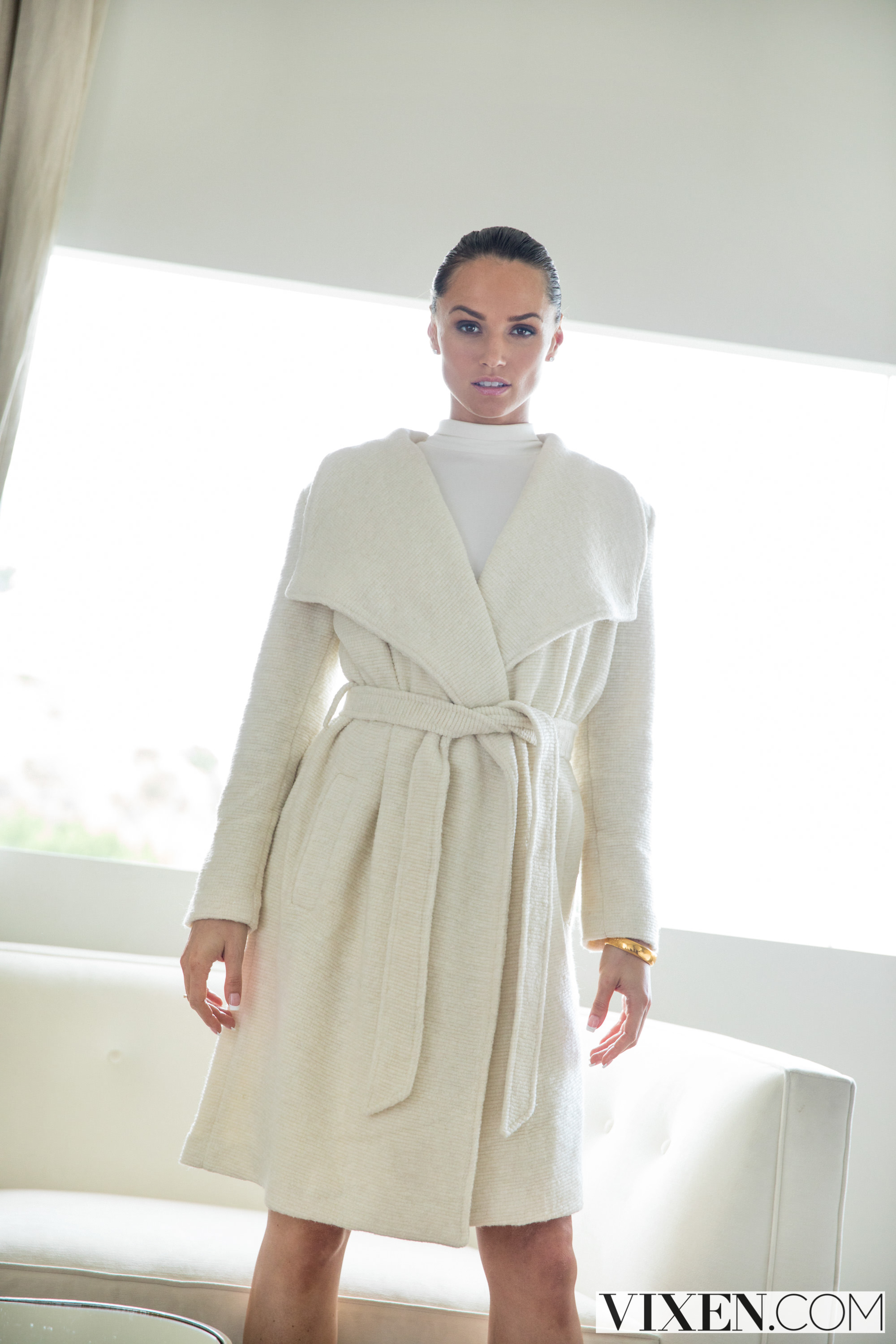 Her face is chiseled to a ridiculous degree | Scrolller