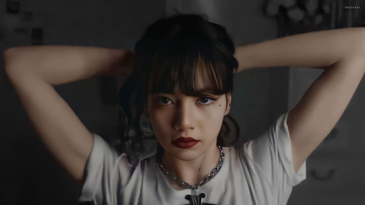 Her face is so perfect. Lisa | Scrolller