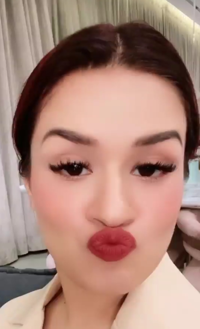 Her lips are so thick 🥵 | Scrolller