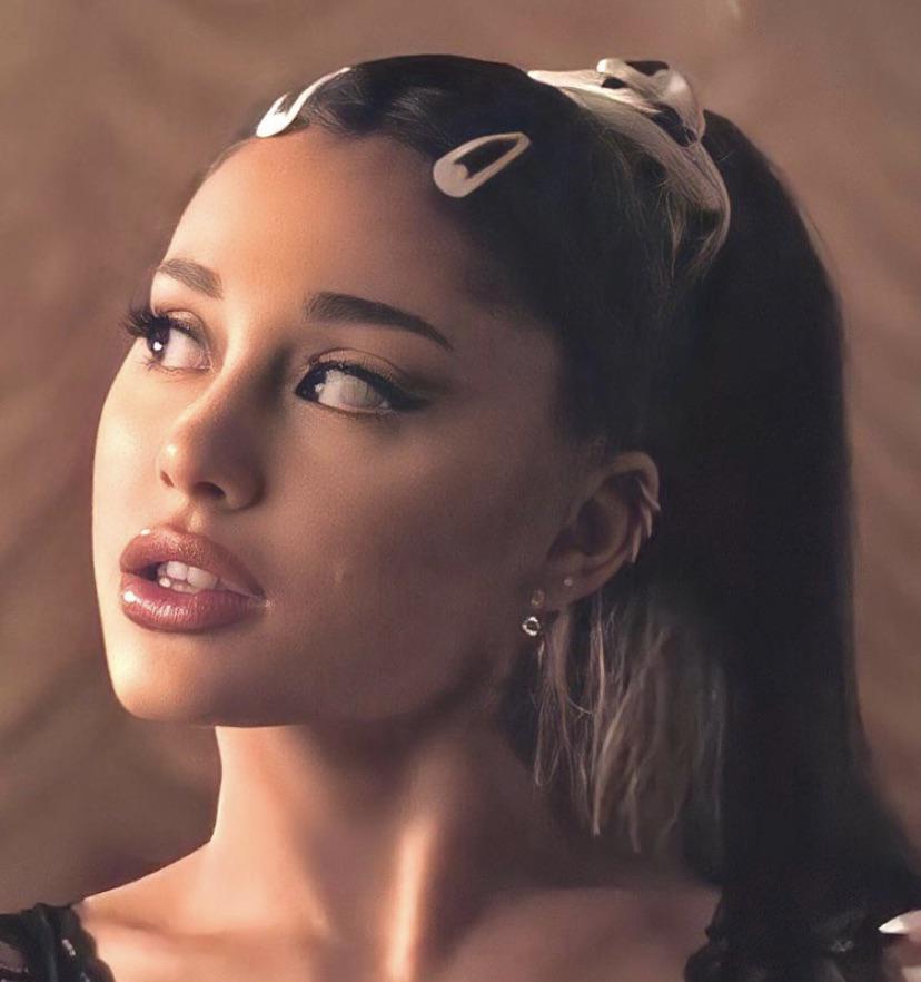 Her lips are still beautiful as ever | Scrolller