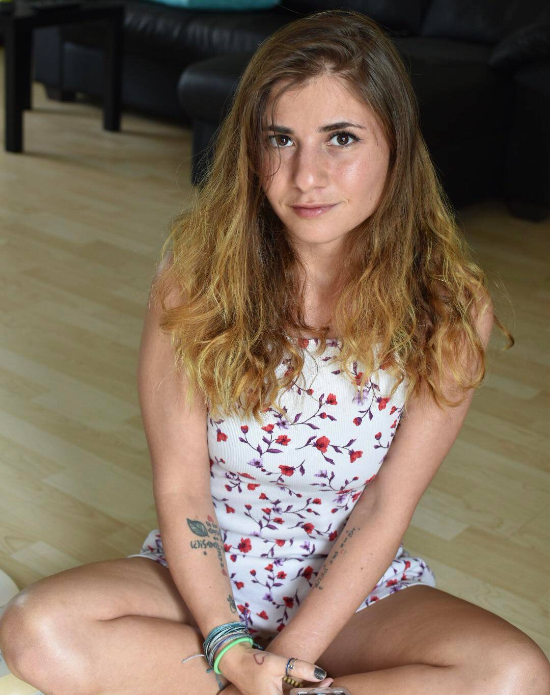 Hey! 🤗💕 [over 18] [self-timer] | Scrolller