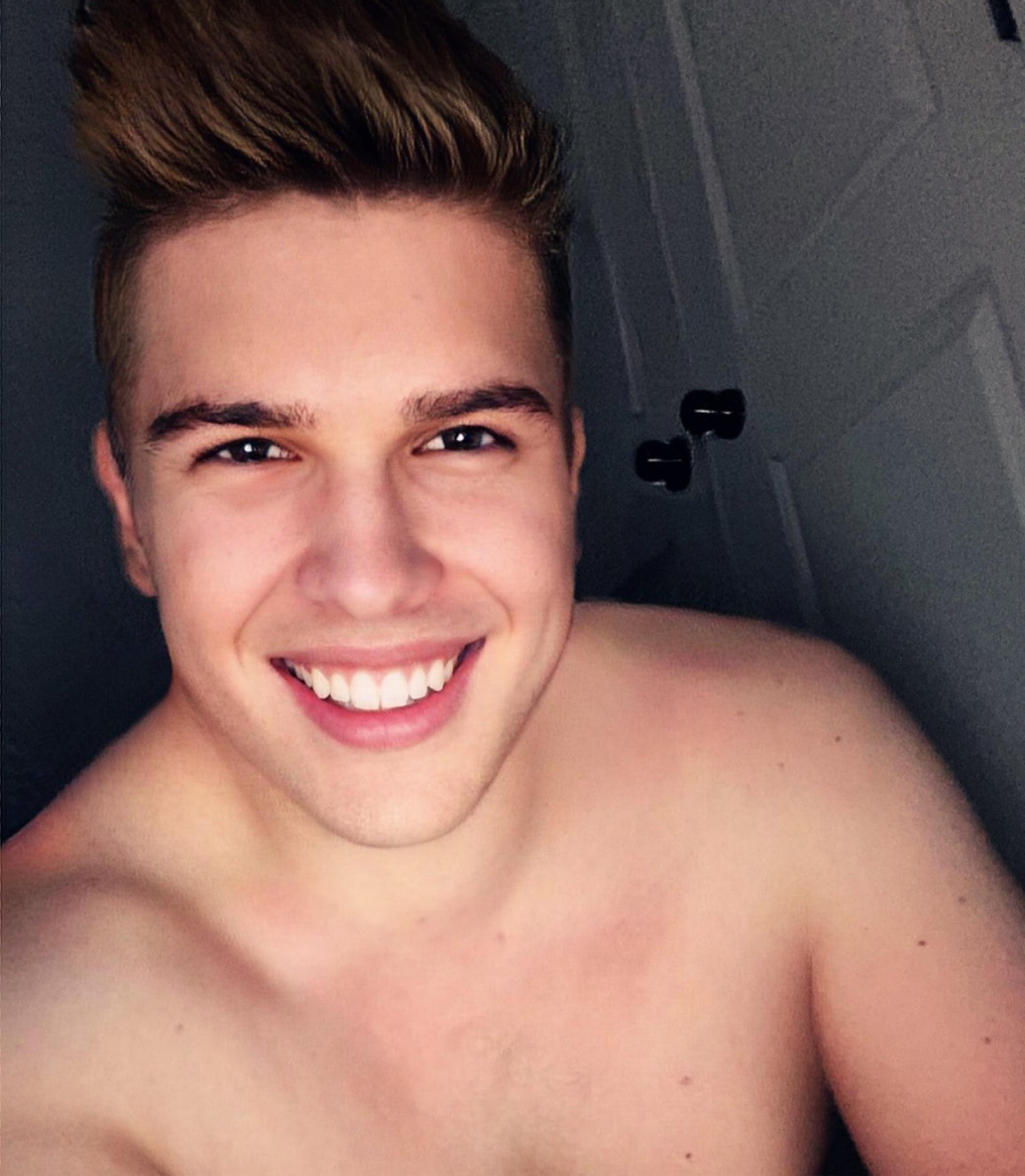 Heyy 👋🏼 | Scrolller