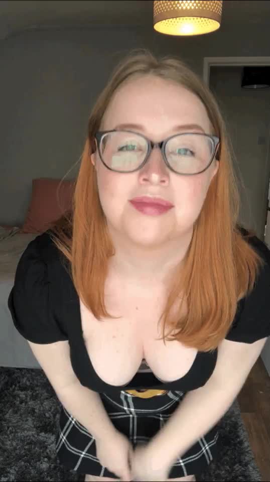 Lift my skirt, pull my knickers to the side and make a deposit pretty please 🥺 | Scrolller