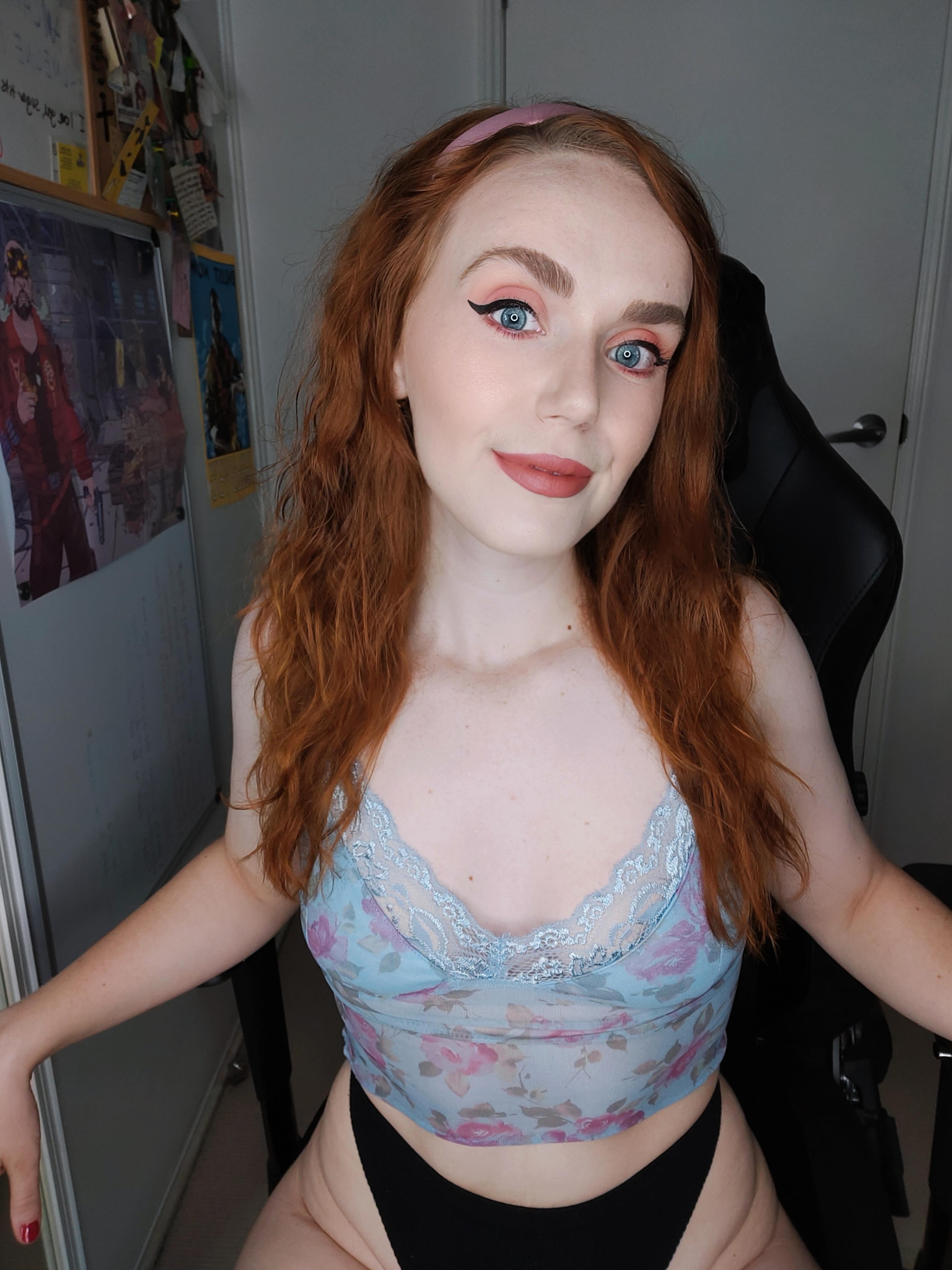 Well hey cuties 💕💖 [F] | Scrolller