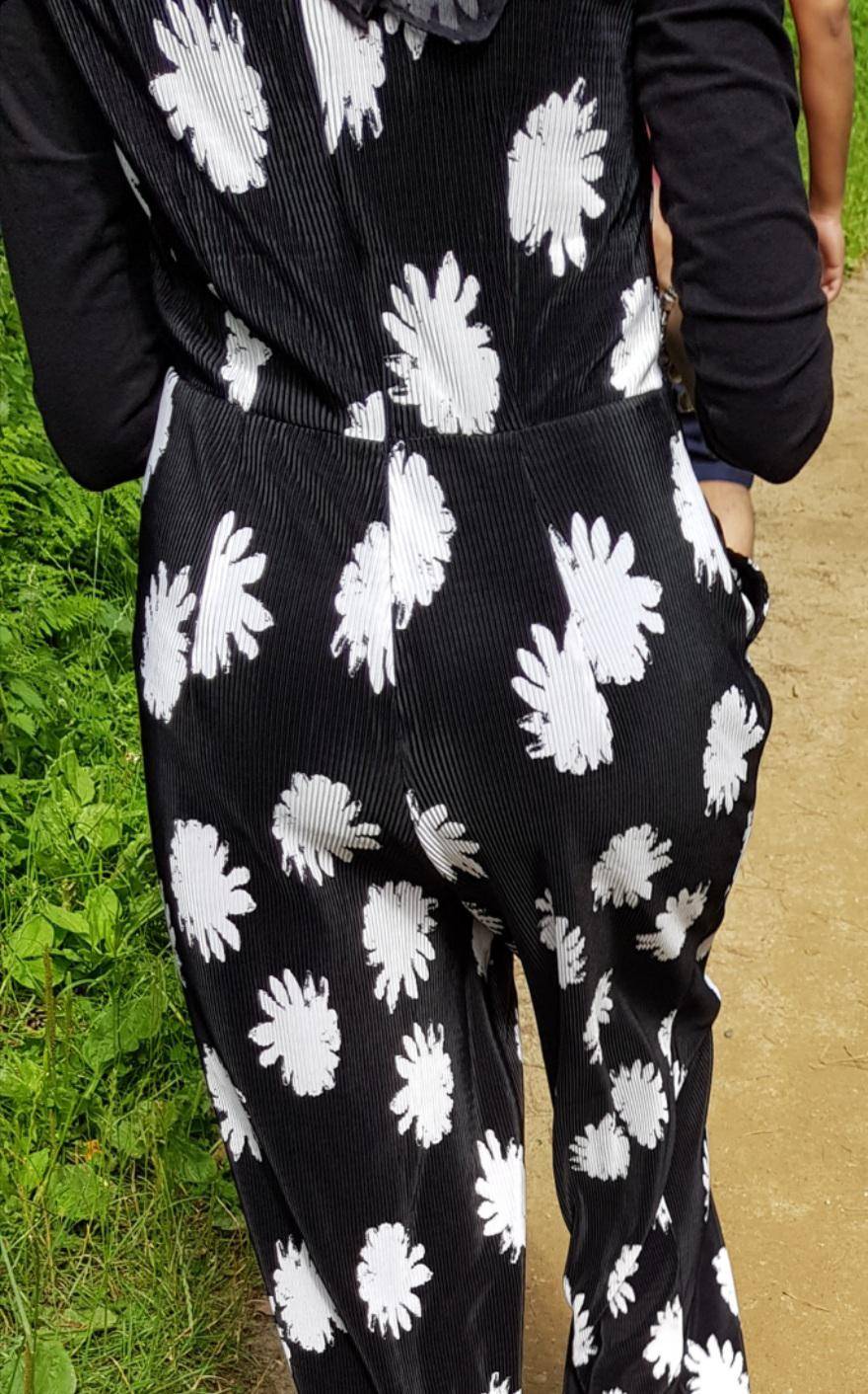 Hijabi Showing Off Her Big Ass What Would You Do To Her Scrolller
