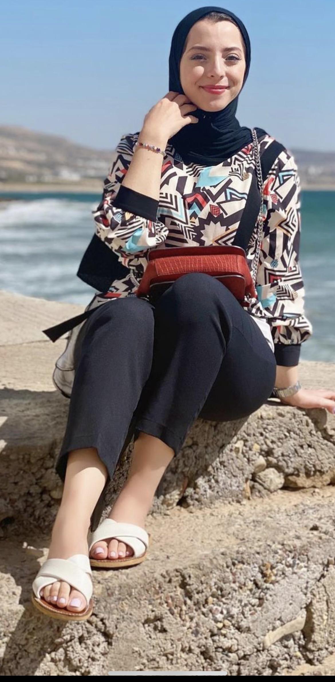 Hijabi slut teases ass cheeks | Scrolller