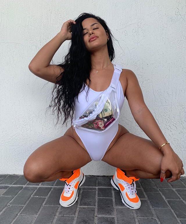 Hip cleavage on point | Scrolller