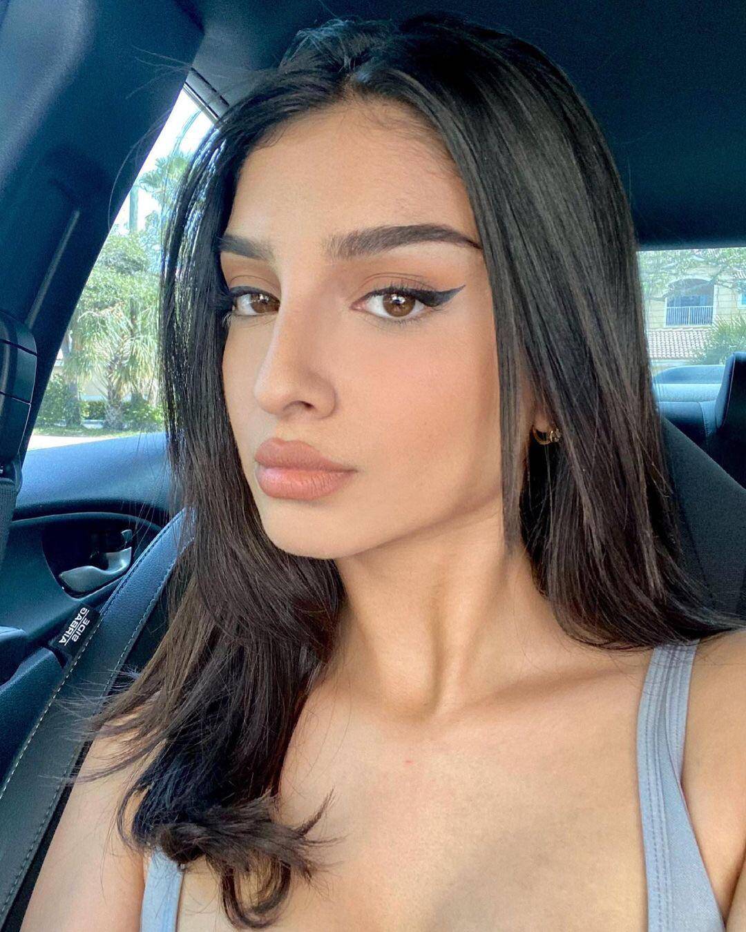 Hira makes me throb dm to trade and edge and talk about her kik pforwomenppp | Scrolller