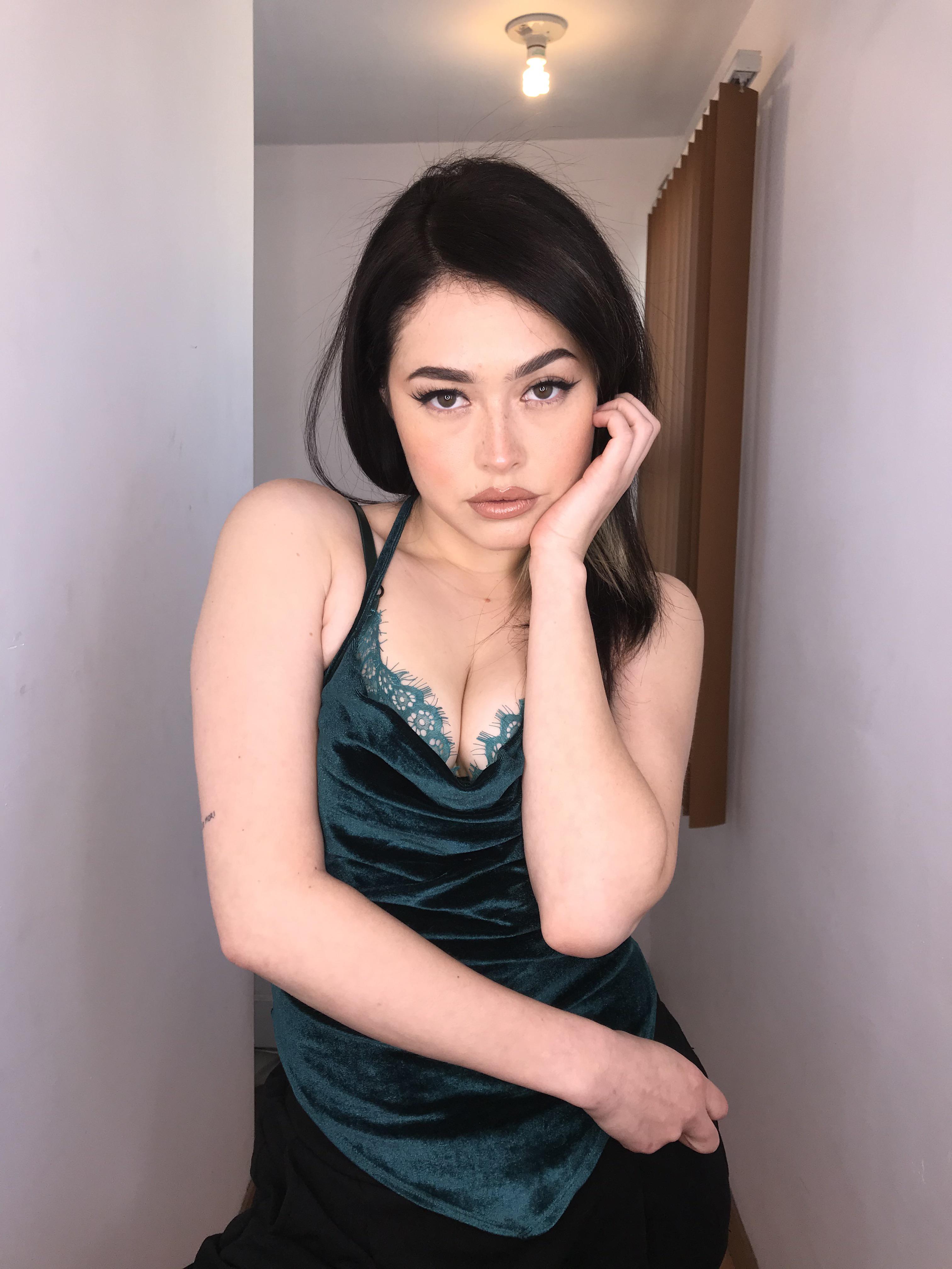 Hola papi 😘 | Scrolller