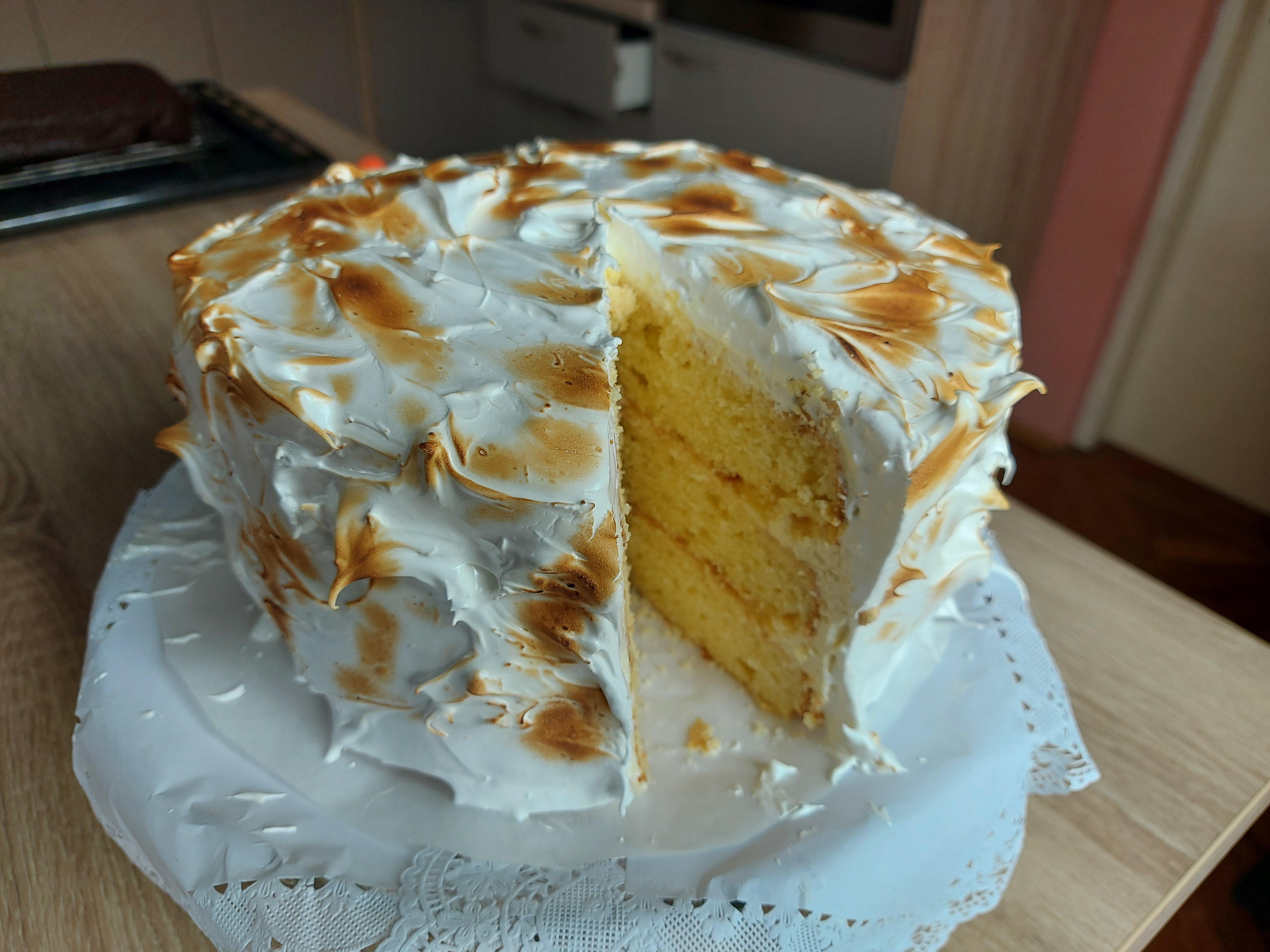 [homemade] Lemon Cake With Lemon Curd Mascarpone Cream And Swiss
