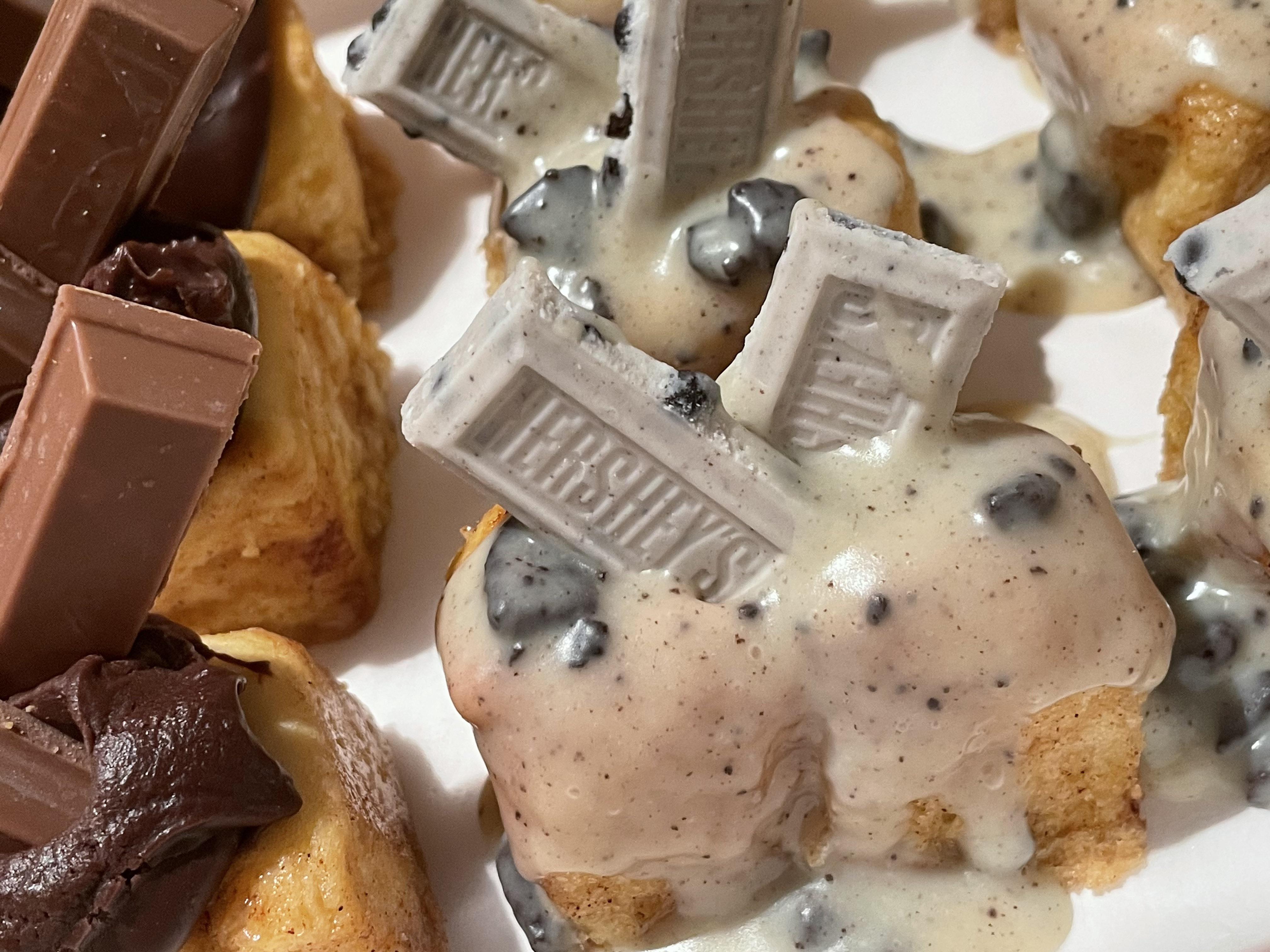 [HOMEMADE] Mini Cinnamon Rolls with Hersheys cookies and cream | Scrolller