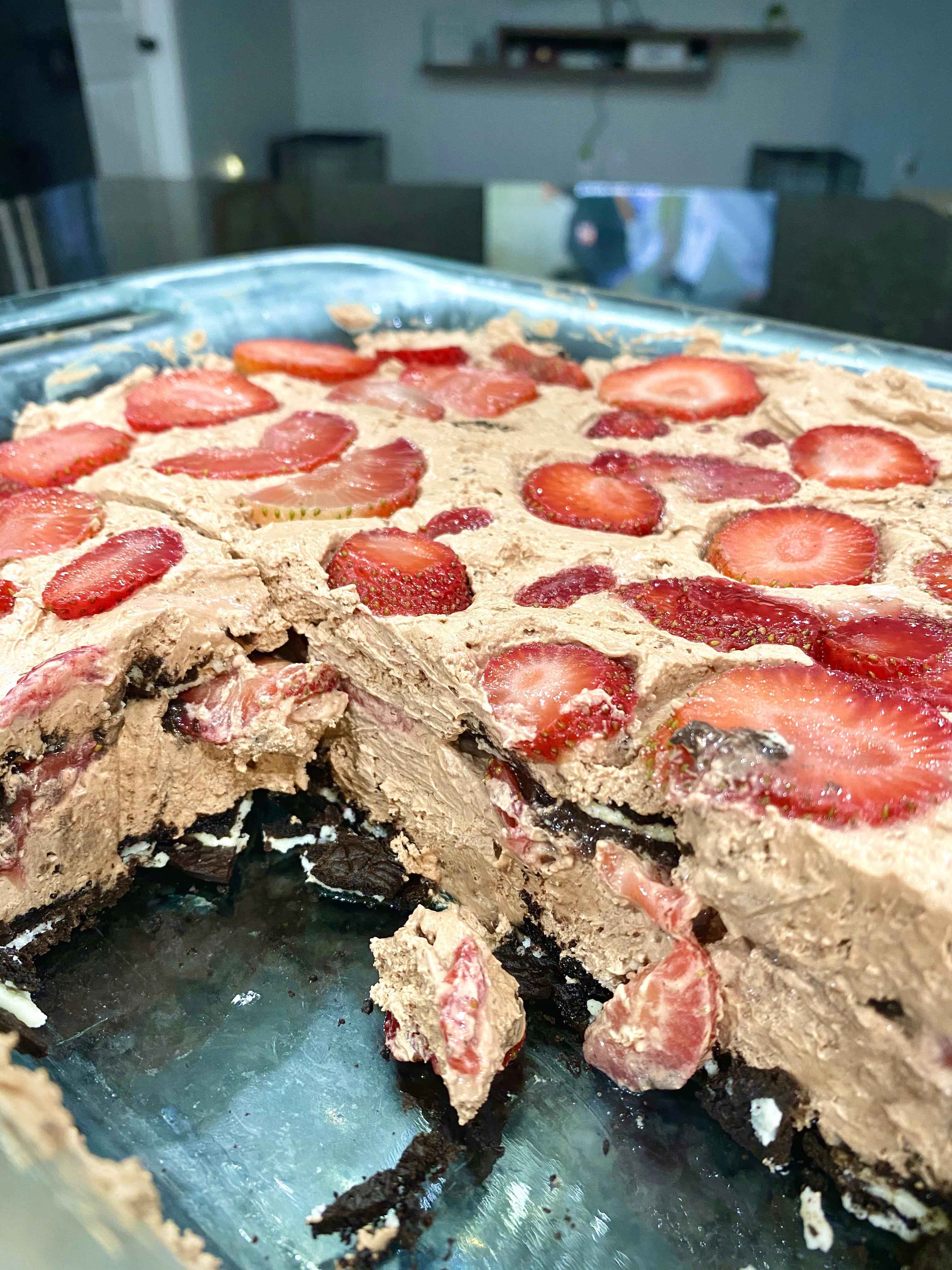[Homemade] No-Bake Chocolate Strawberry Cheesecake with Oreo Thin Crust. | Scrolller