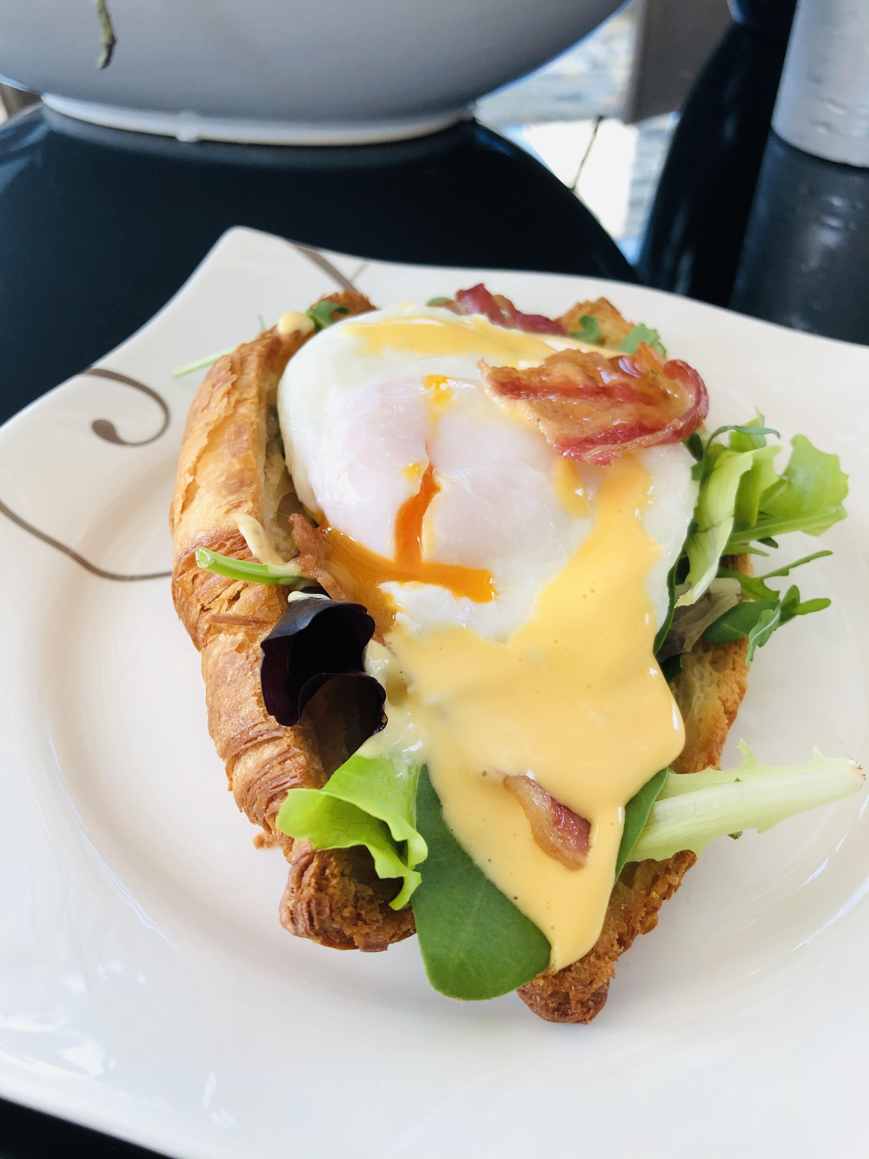 Hone made Eggs Benedict on a croissant | Scrolller