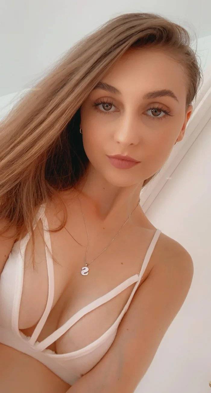 Hot babe | Scrolller