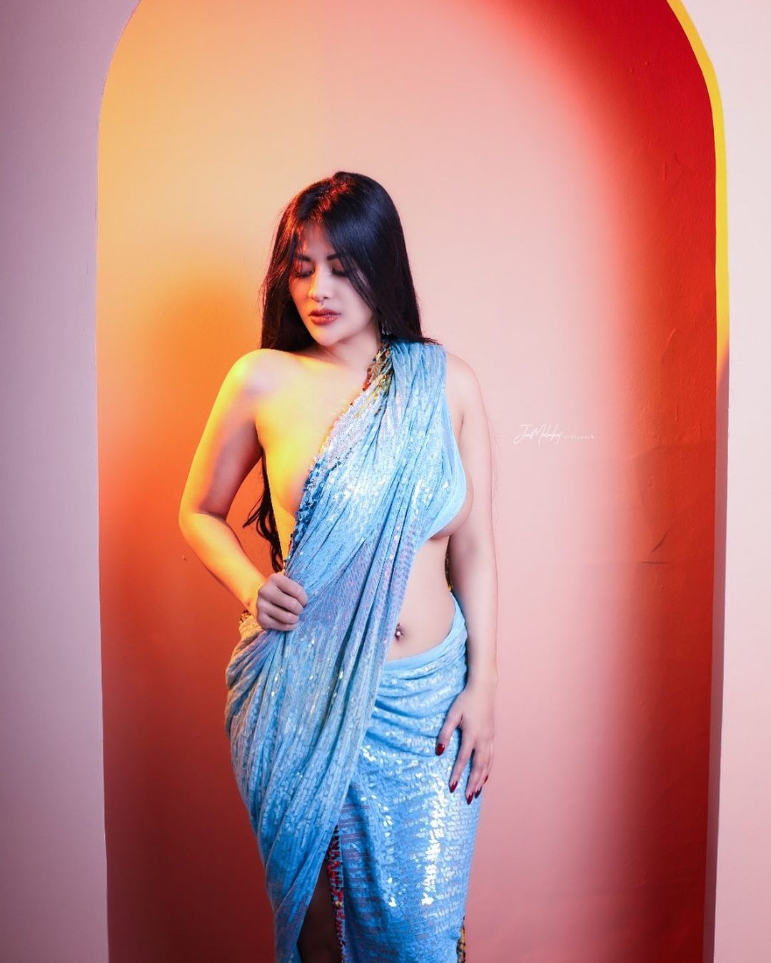 Hot in saree | Scrolller