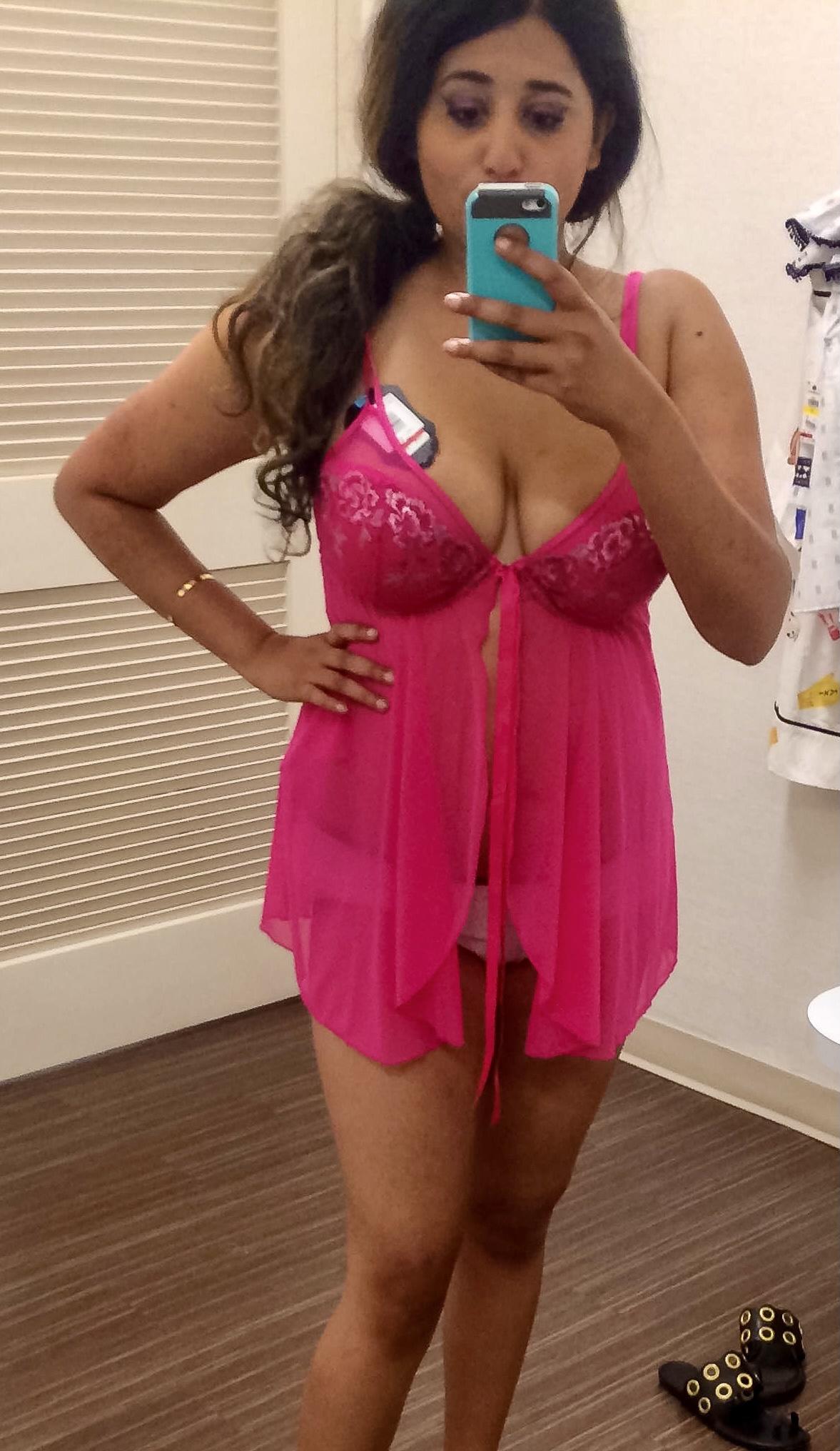 Hot Desi NRI wants it | Scrolller