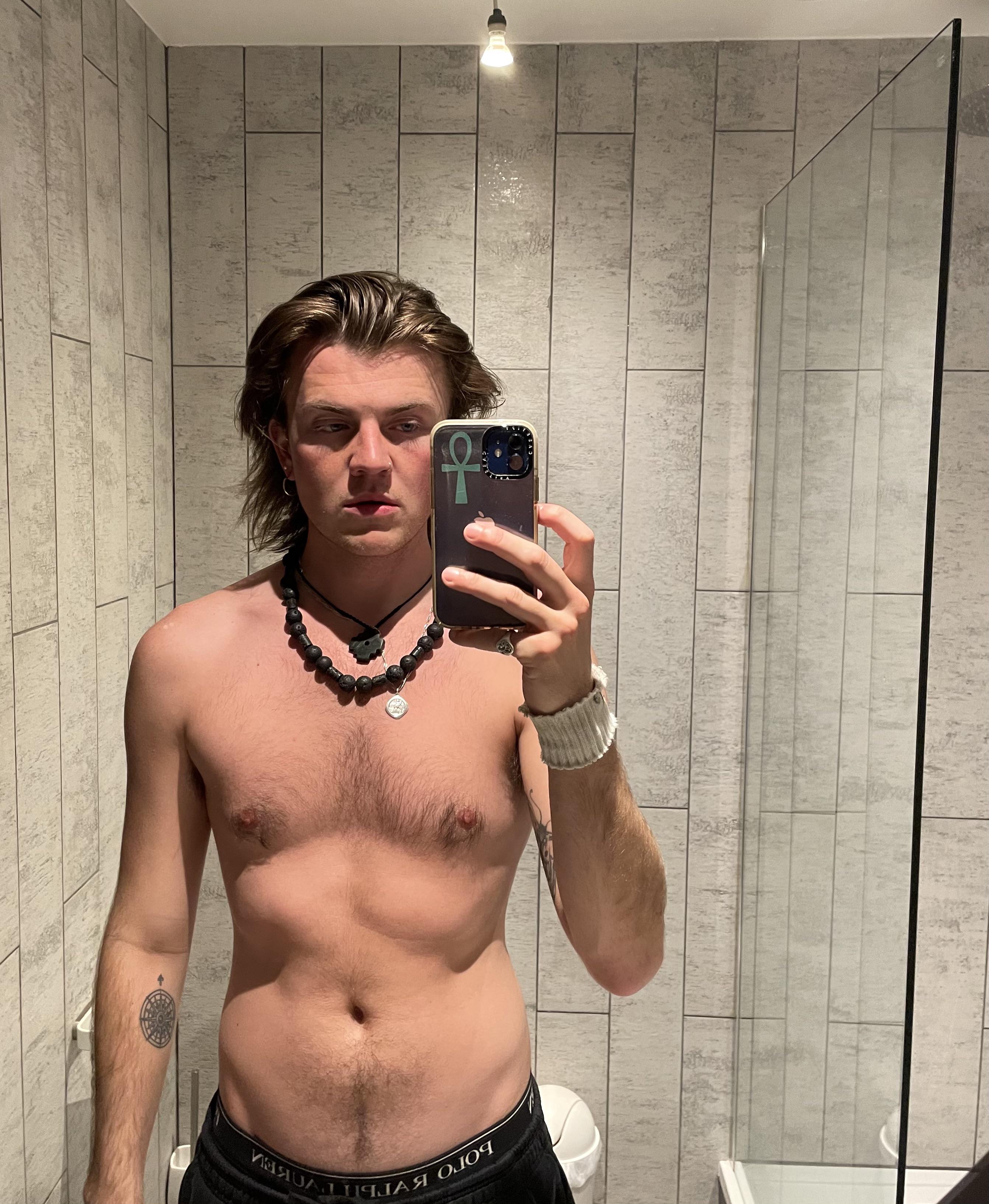 Hotel bathroom light hits different | Scrolller