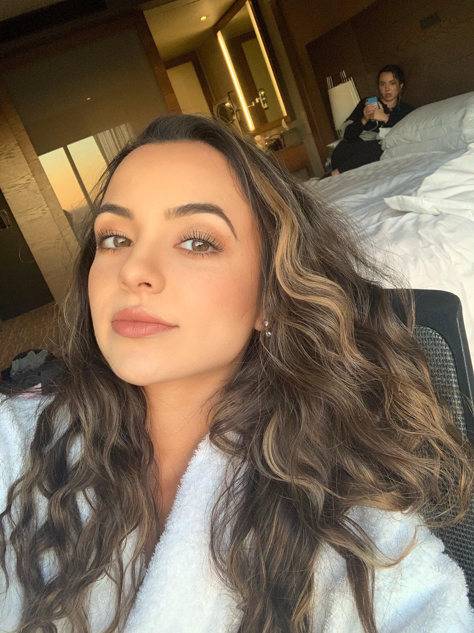 Hotel selfie | Scrolller