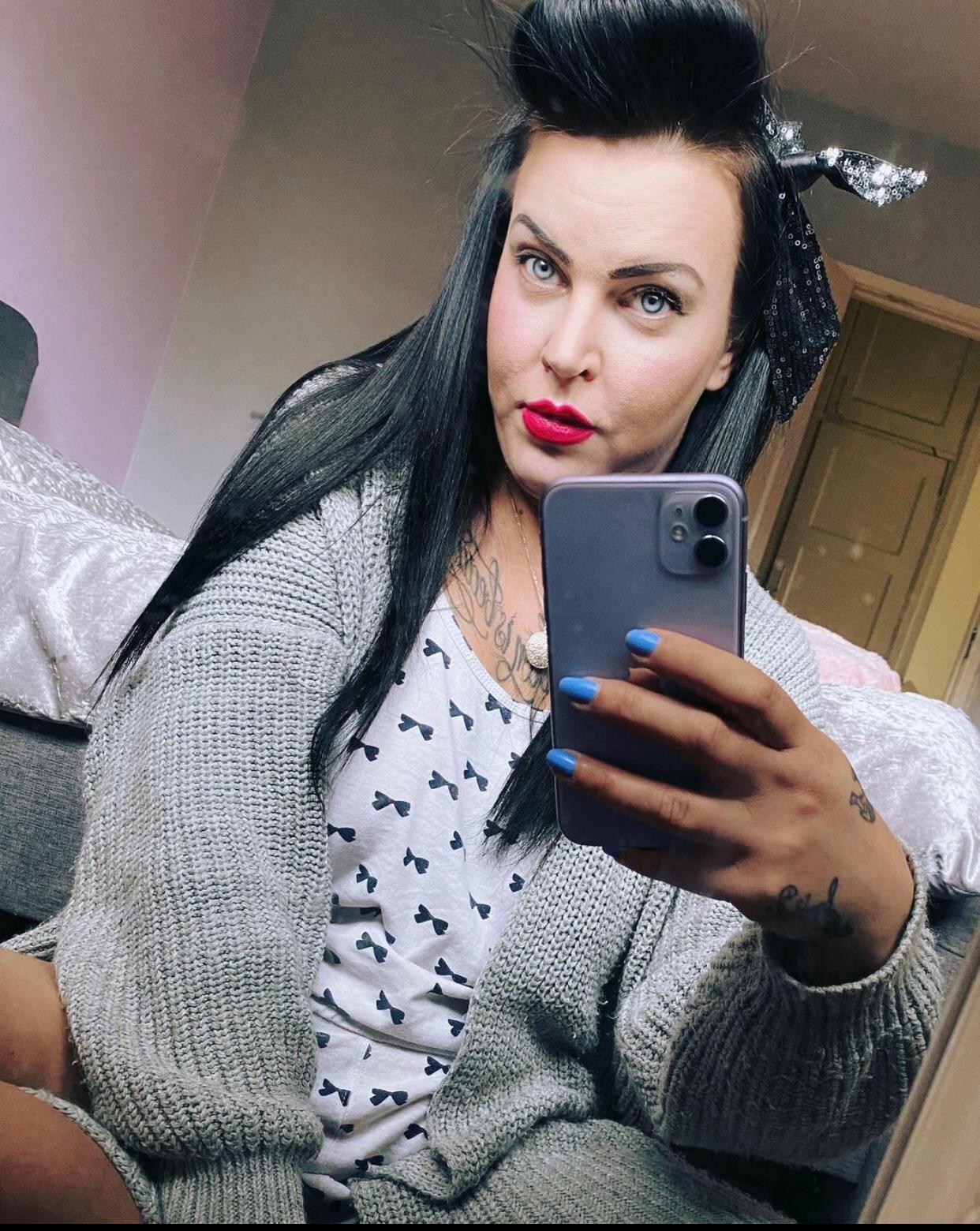 How do I look | Scrolller