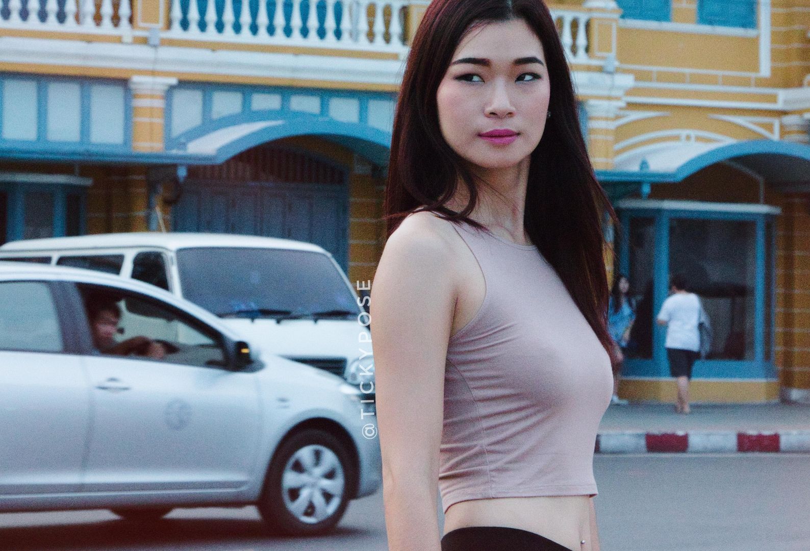 How does it make you feel when your girlfriend is being started at? | Scrolller