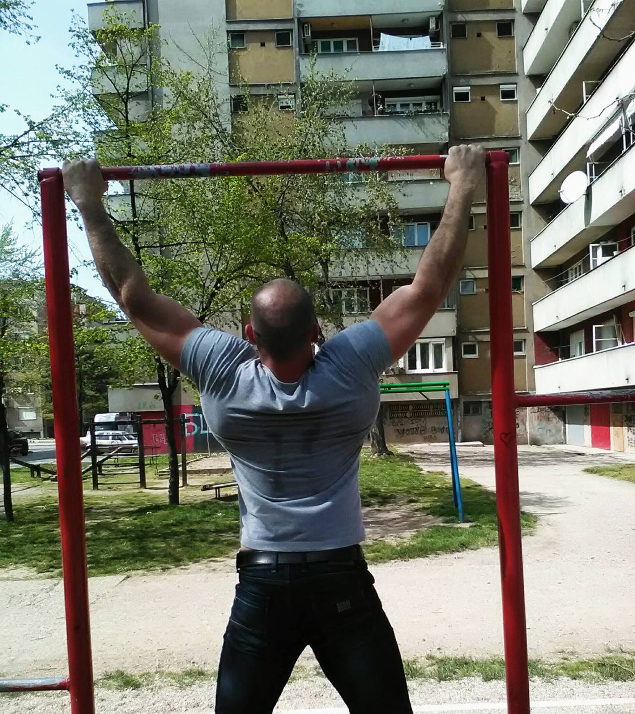 How many pull ups can he do? | Scrolller