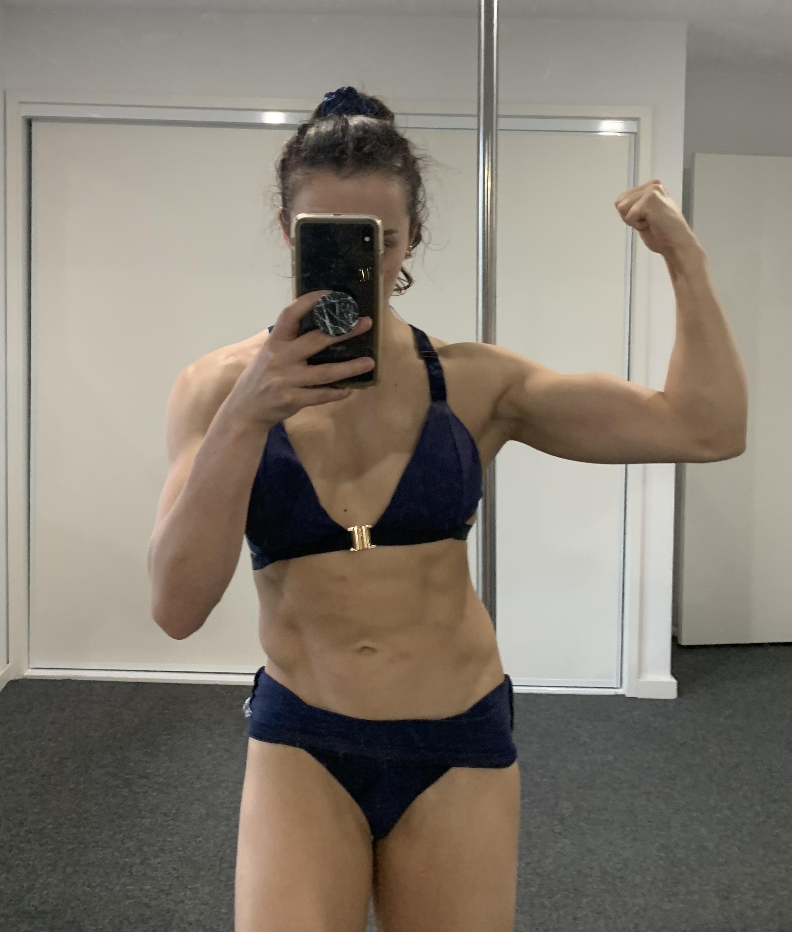 Bicep flexing | Scrolller