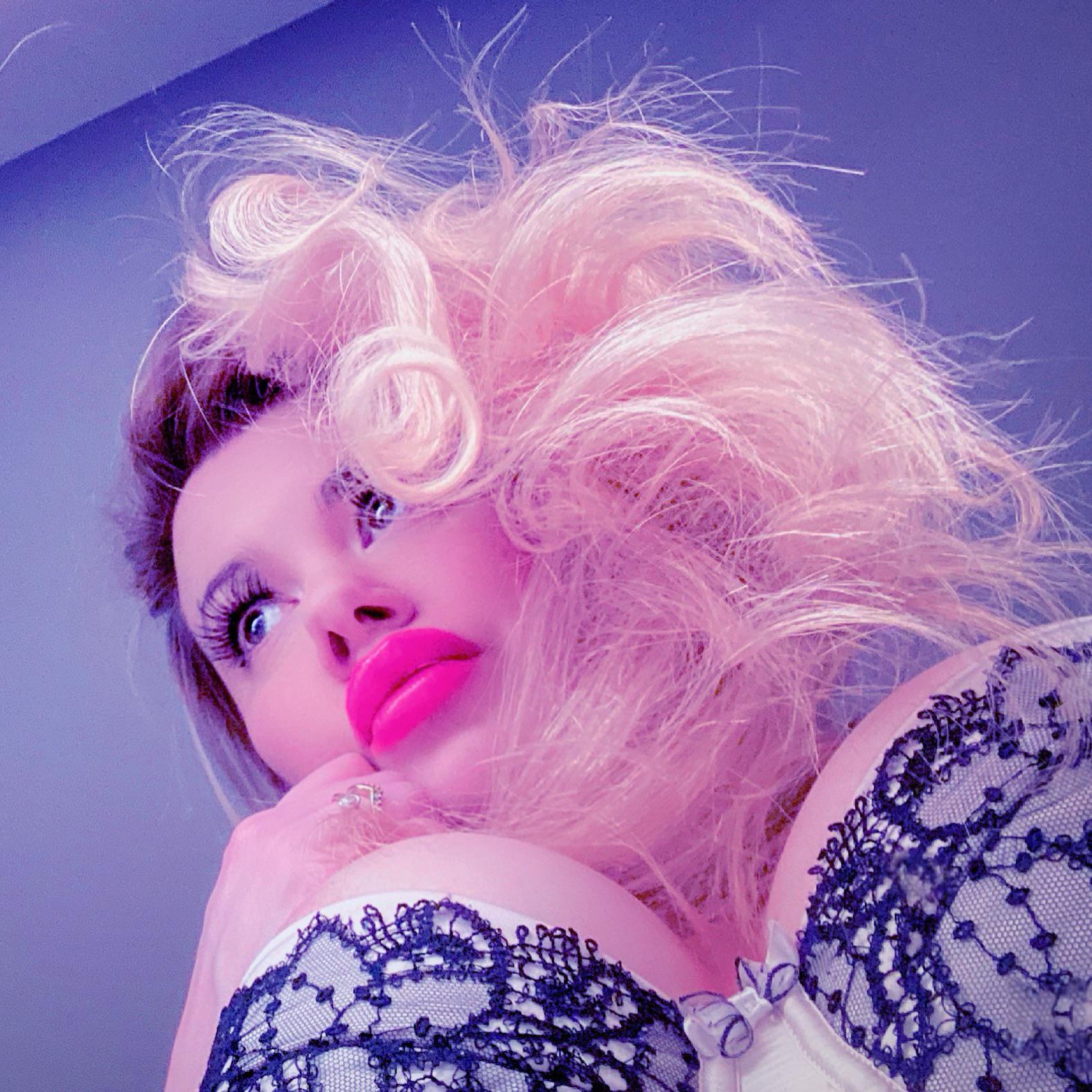 How’s the view down there? | Scrolller