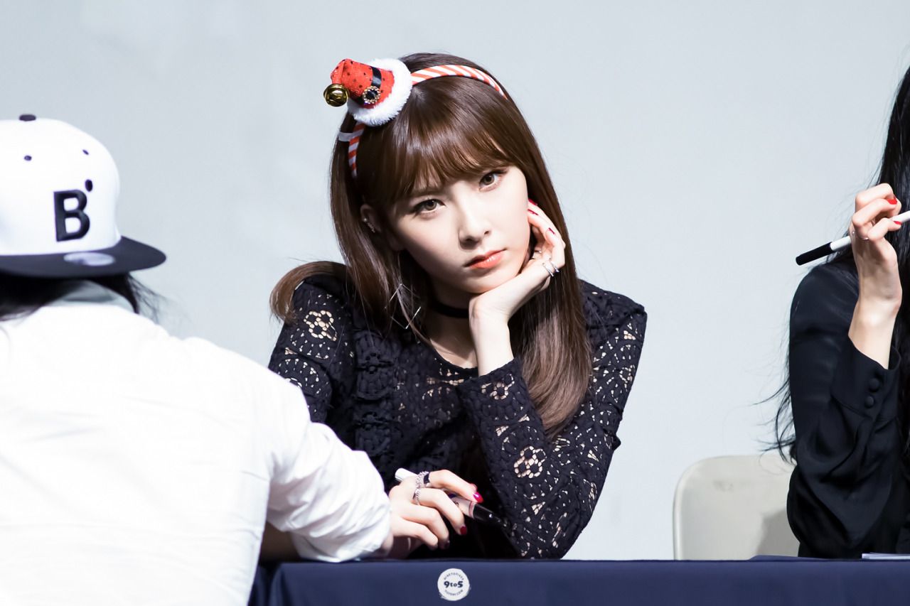 Hyemi's Sexy Gaze at Fanmeet | Scrolller