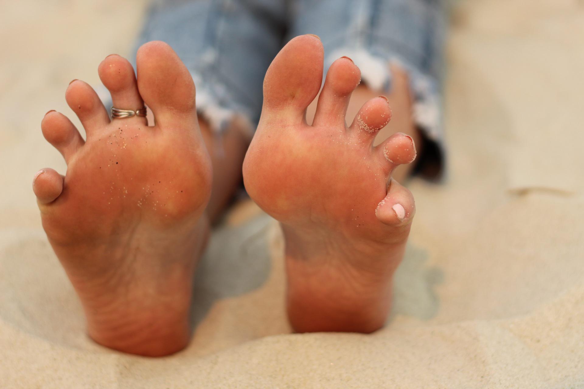 I can spread my pinky toe so far 😭 | Scrolller