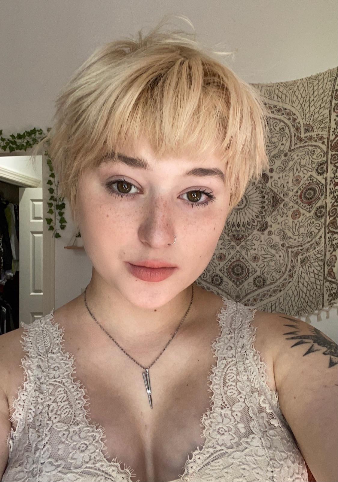 before class selfie (19f) | Scrolller