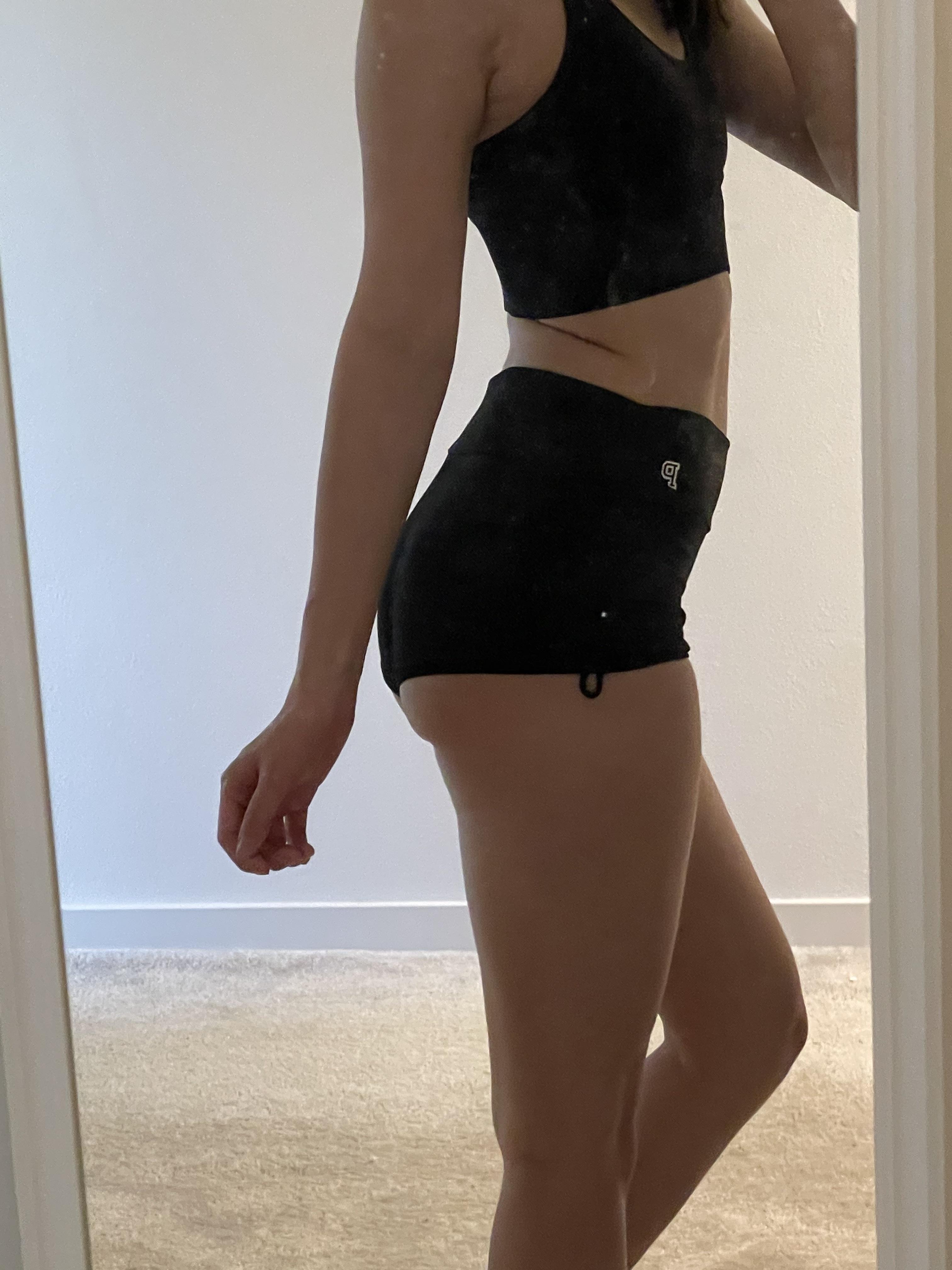 I fit in the overhead compartment on airplanes | Scrolller