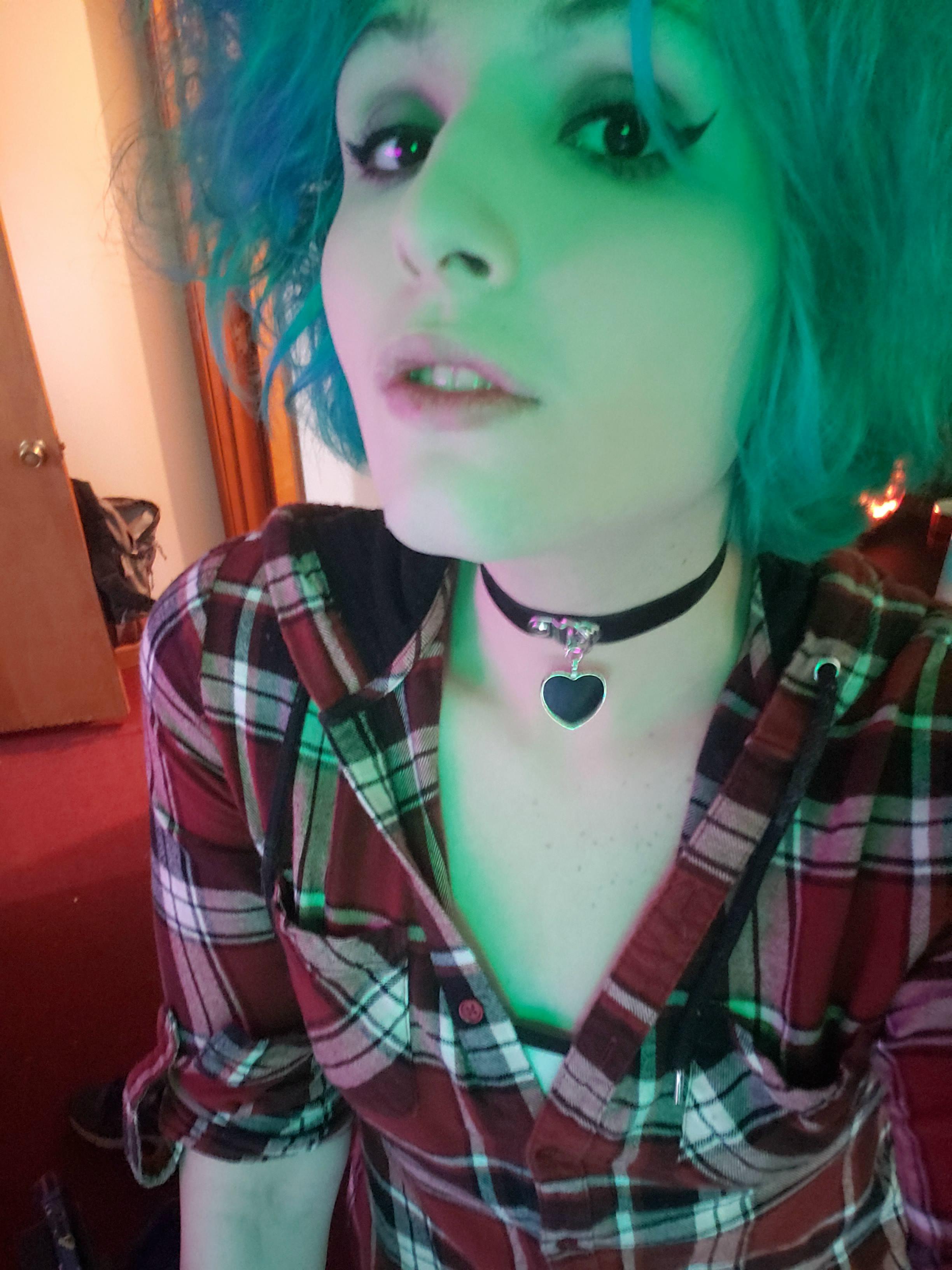 i got a new choker and i think it looks SUPER crazy cute on me ngl >;3c ...