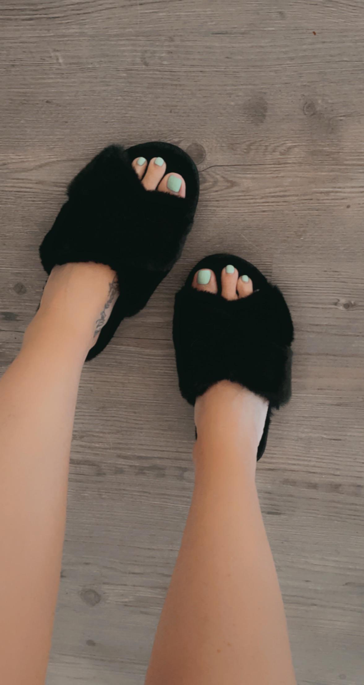 i got some cute new slippers hehe | Scrolller