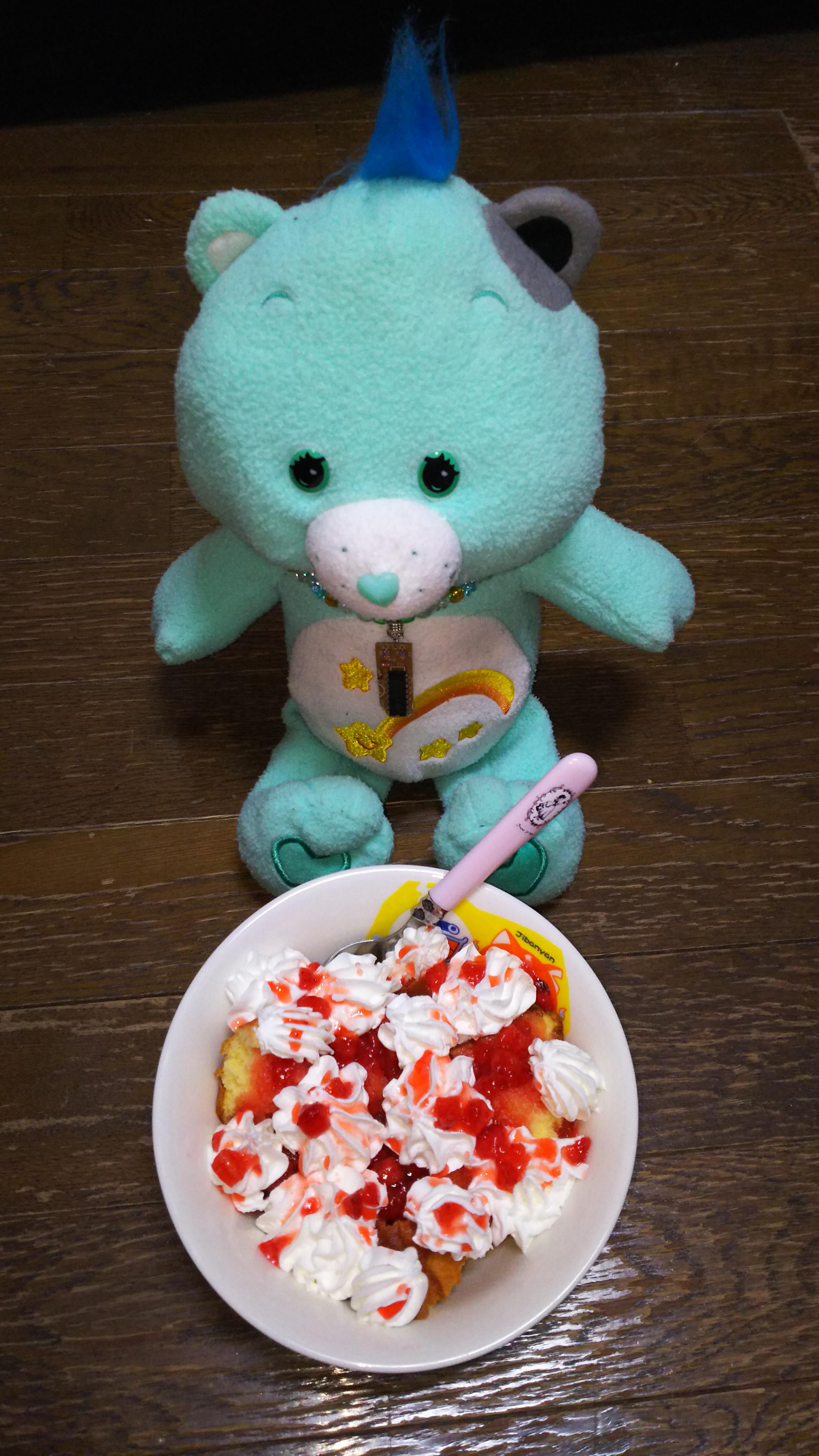 I got to have a super yummy dessert with Cyborg bear🍓🍰 | Scrolller