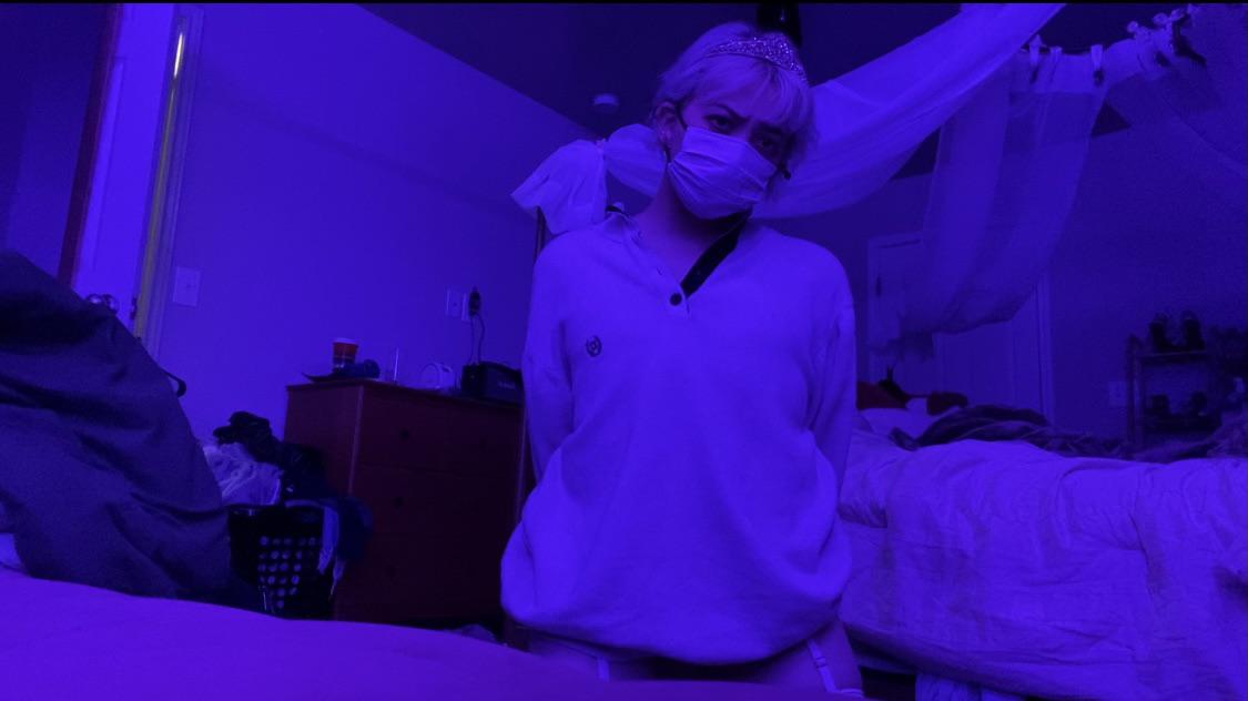 I have shorts on please don’t ban me 😫 | Scrolller