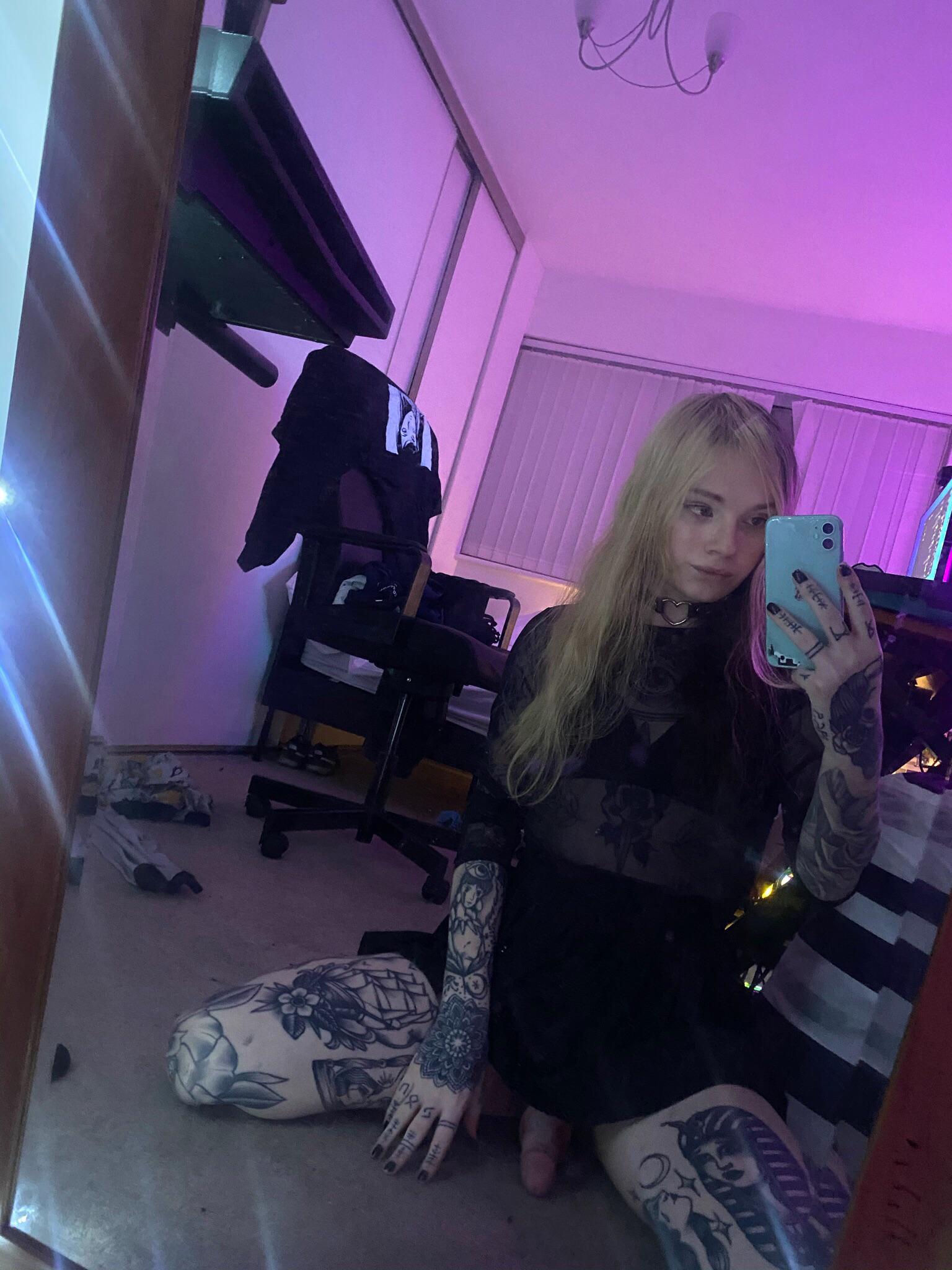 I Heard You Like Girls With Something A Little Extra ☺️ Scrolller 