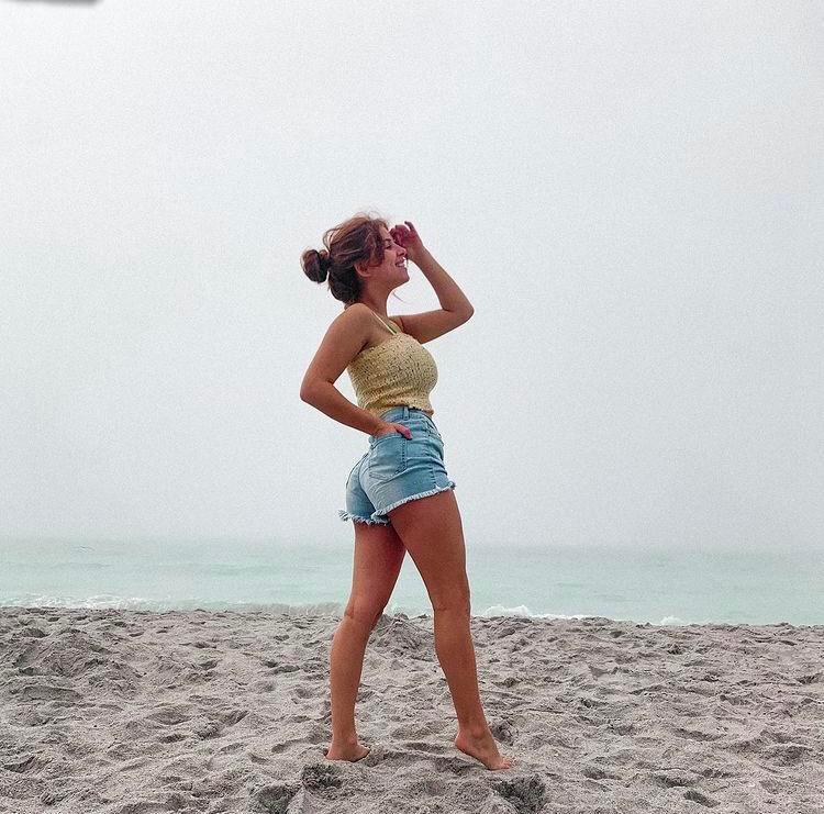 I hope she does this same pose in a bikini | Scrolller