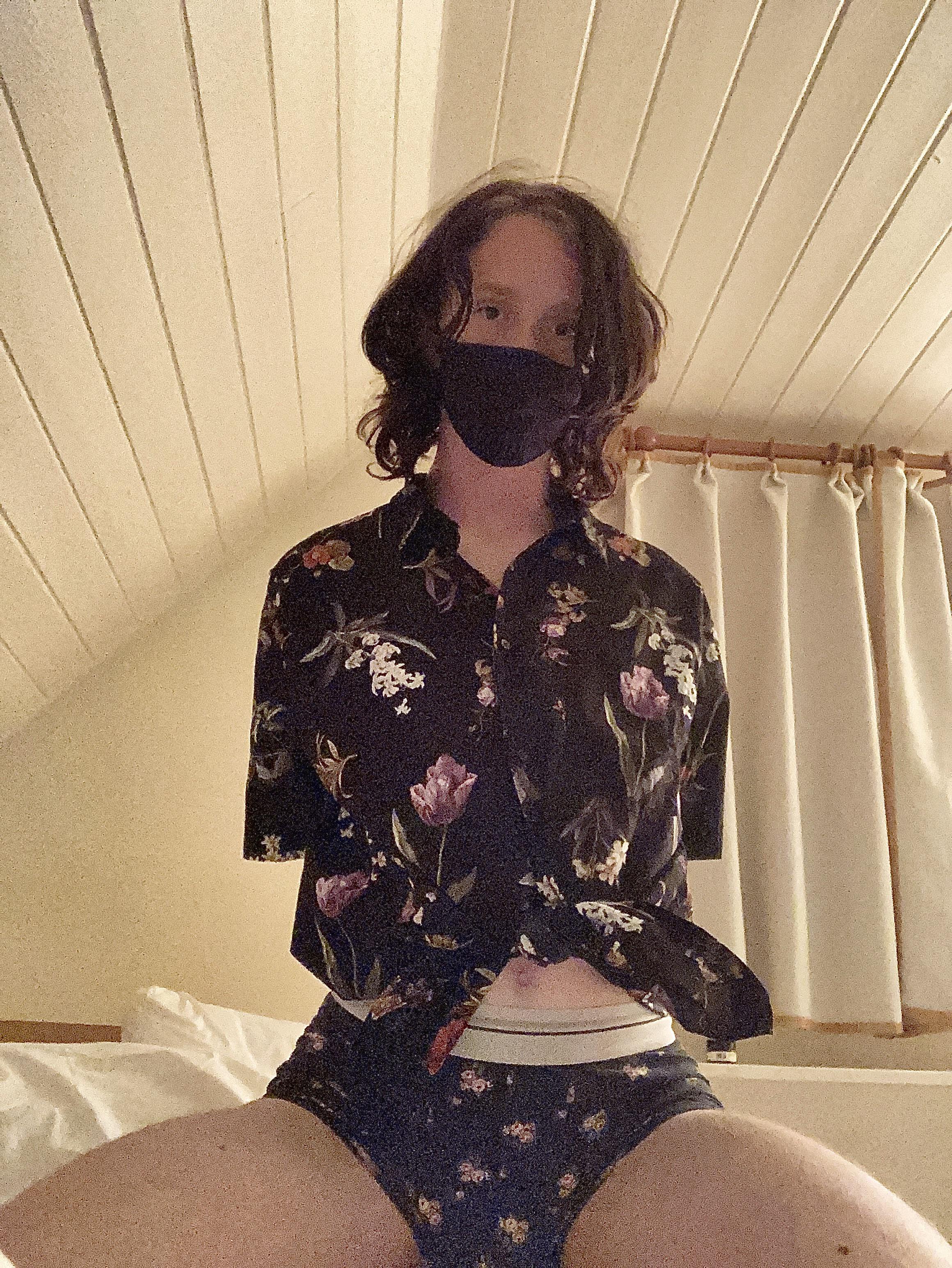 i just got fired from Femboy Hooters, any big, strong men wanna help me burn it down? | Scrolller