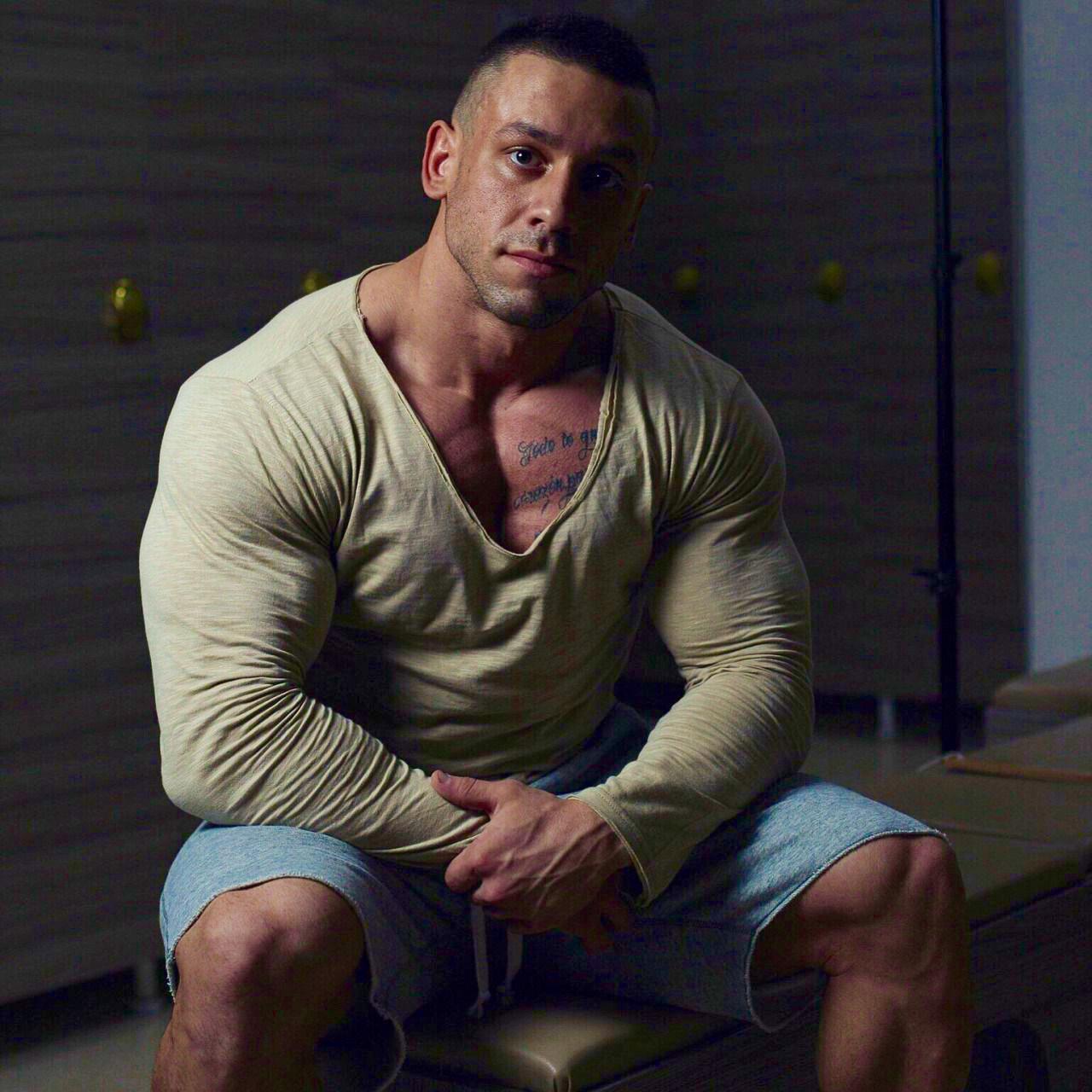 I like to call this "pec cleavage". | Scrolller