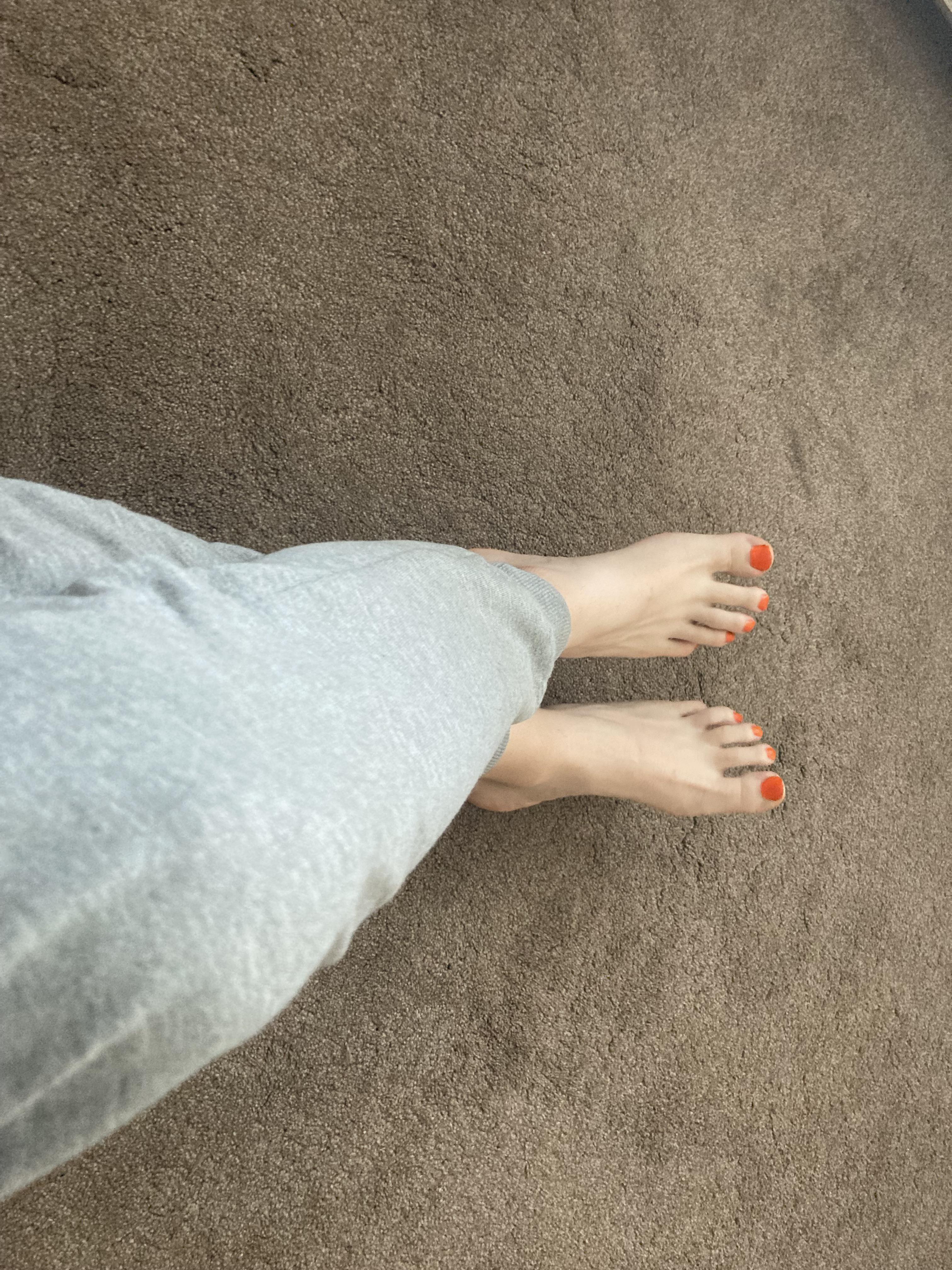 I love being barefoot in joggers | Scrolller