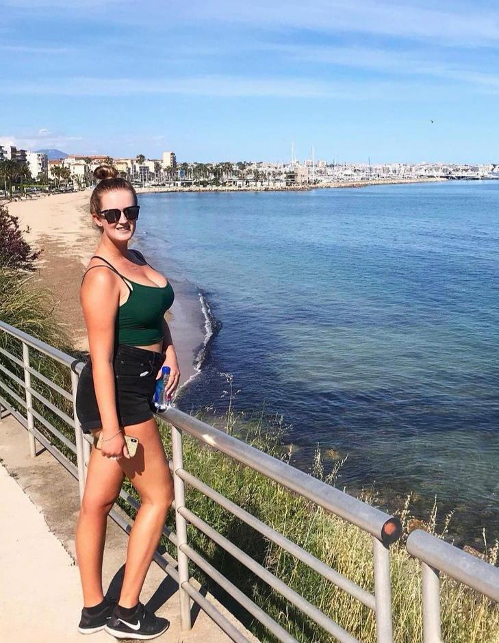 I love how her tits are bulging out 🥴 | Scrolller