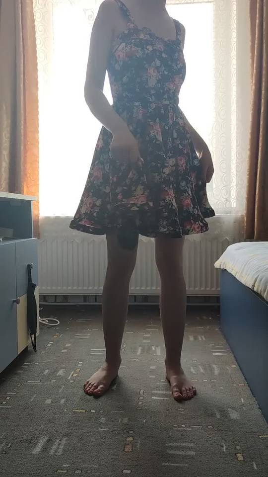 I love how my dress lifts up when I spin around! | Scrolller