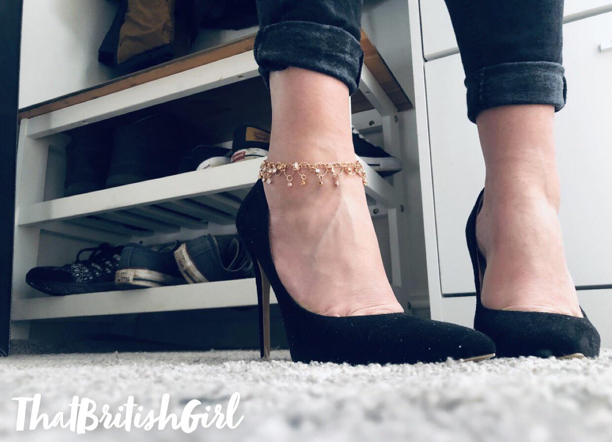 Worship my feet 😈 | Scrolller