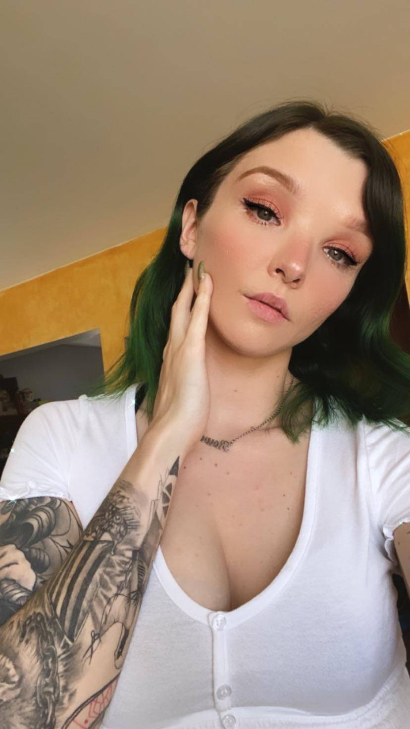 I Love My Eye Makeup 💚 Scrolller